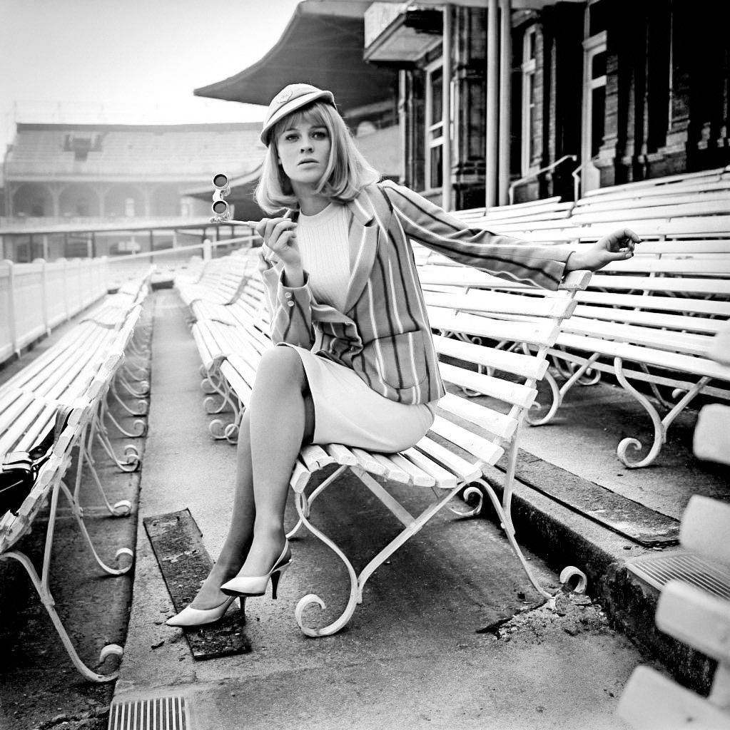 Conrad J. Barrington on Twitter: "Julie Christie, 1964 - photo by Terry Fincher"