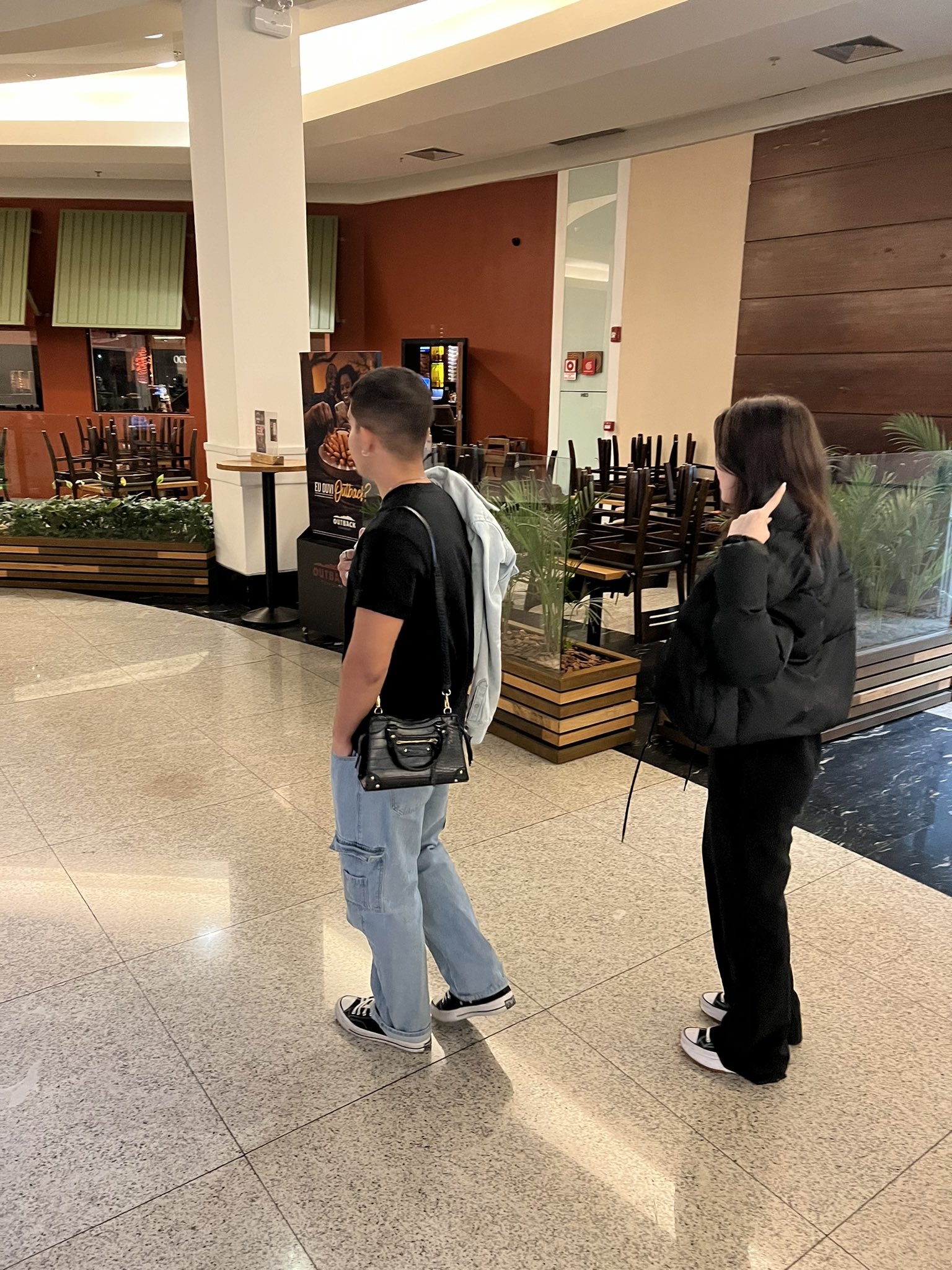 ciclopin on Twitter: "segurando a bolsa dela pra ela descansa ️ https://t.co/7zPDl0Iolo" / Twitter