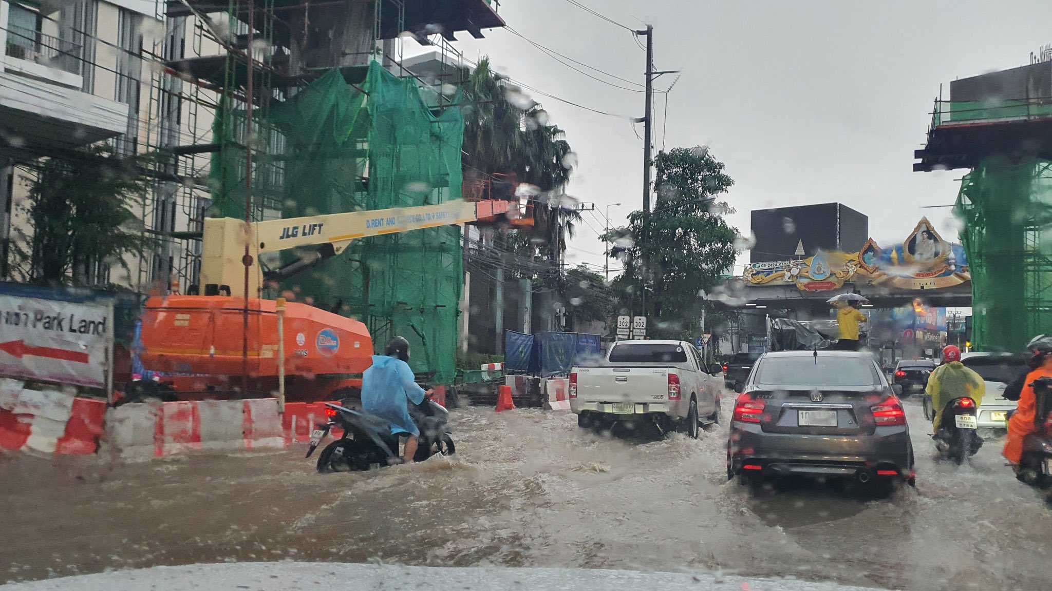 JS100 on Twitter: "RT@photchyphotchy แครายเช้านี้ มีน้ำขังตั้งแต่หน้ารพ.ทรวงอก ตรงแยกแครายเลน ...