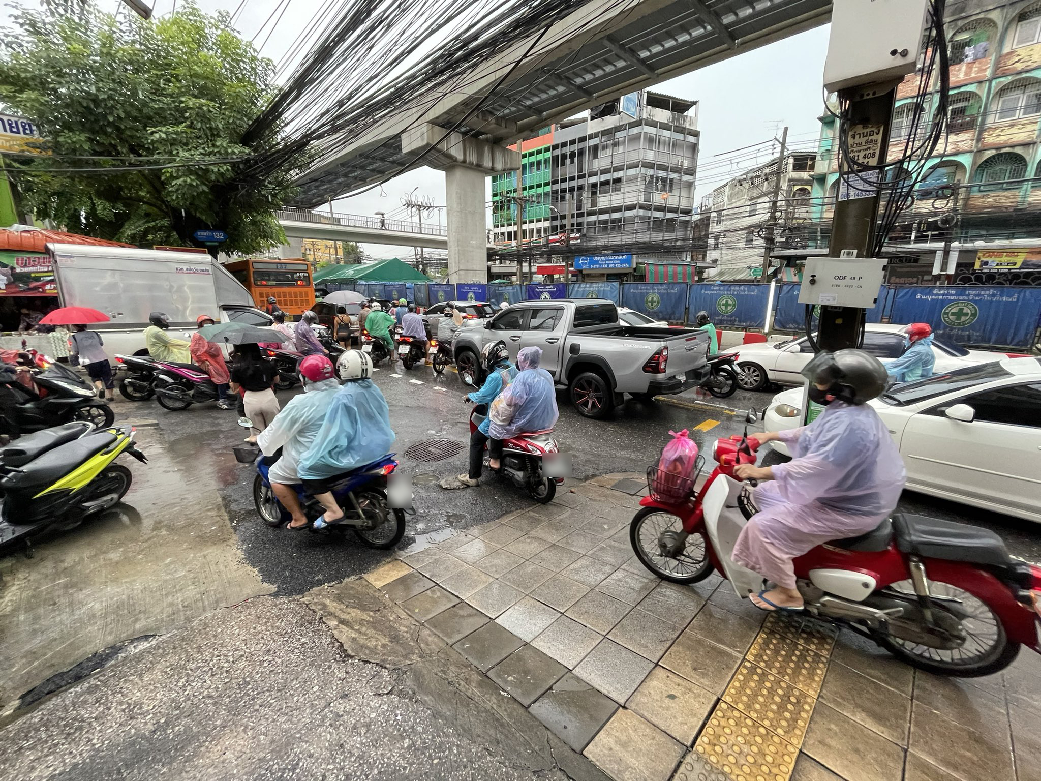 JS100 on Twitter: "RT@kinetictrekking ติดยับต้อนรับวันจันทร์ ปากซอยลาดพร้าว 132 น่าจะยาวไป เพราะ ...