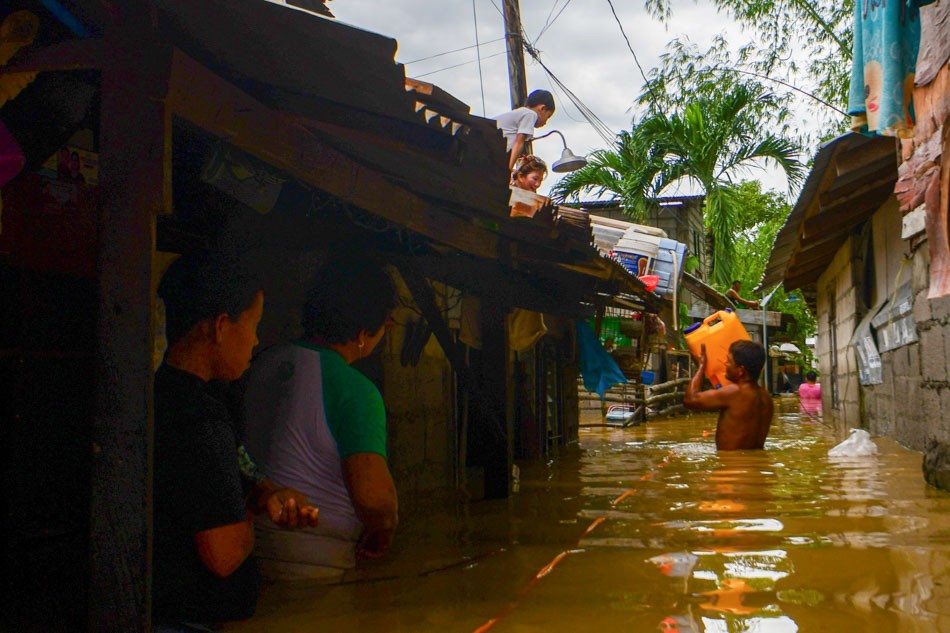 LOOK: Waist to chest-deep flood hits residential homes in Barangay ...