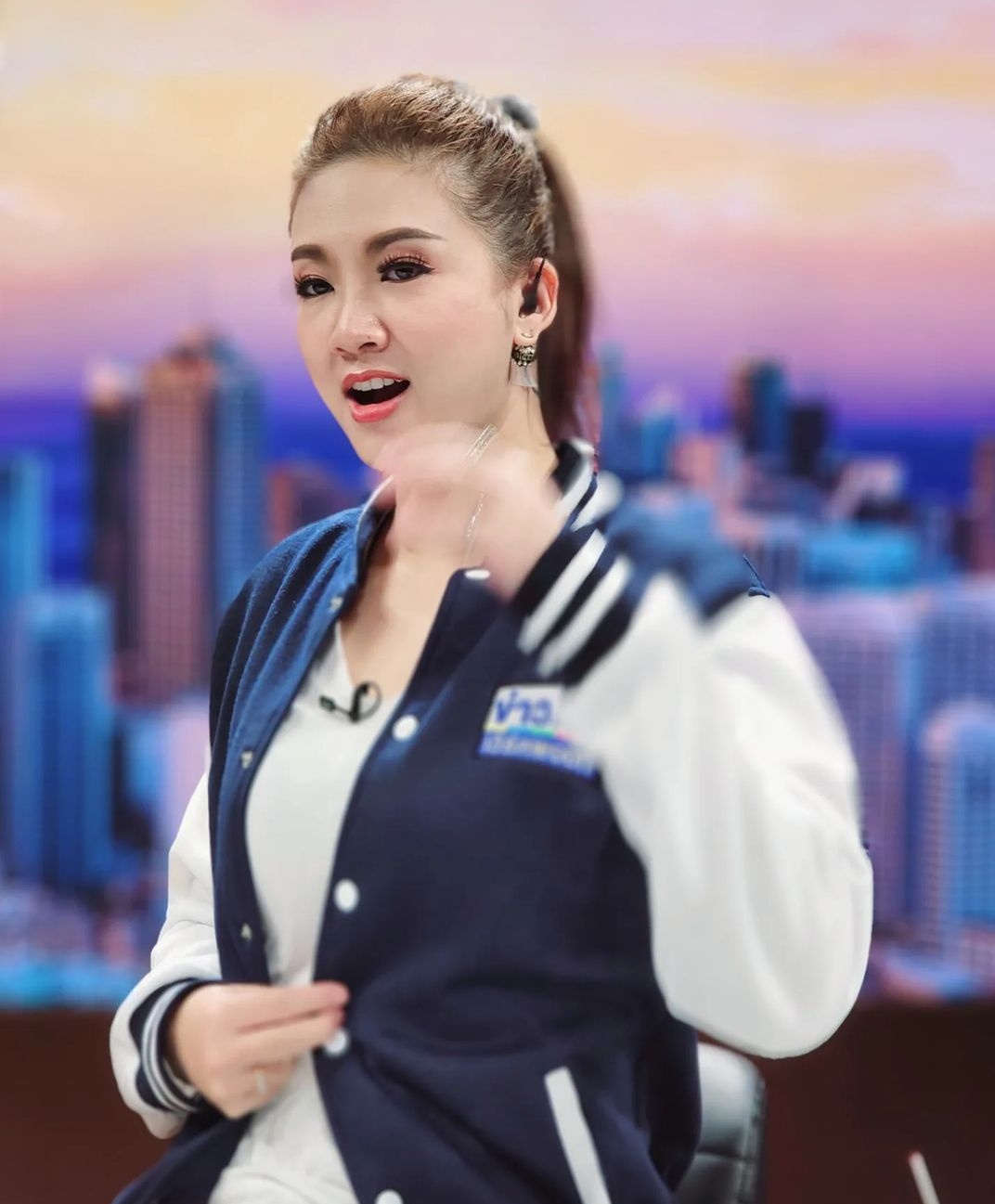 update 24 ComeBack on Twitter: "นักข่าวคนนี้หุ่นแน่นมาก https://t.co/28Qi3VjDb1" / Twitter