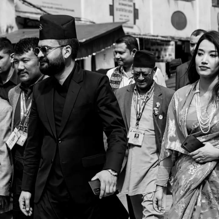 Raj Basnet on Twitter: "महारानी लिएर जमारा राख्न पुगेछ!!गणतन्त्रमा नि स्वास्नि चै रानि नै हुने ...