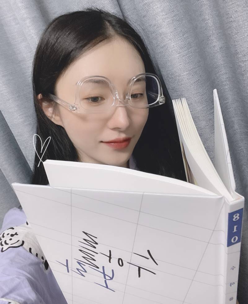 인스티즈(instiz) on Twitter: "웃수저 아이돌의 새로 산 안경 자랑하는 방법 https://instiz.net/pt/7236563"