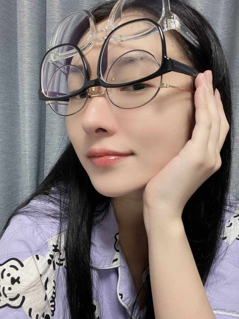 인스티즈(instiz) on Twitter: "웃수저 아이돌의 새로 산 안경 자랑하는 방법 https://instiz.net/pt/7236563"