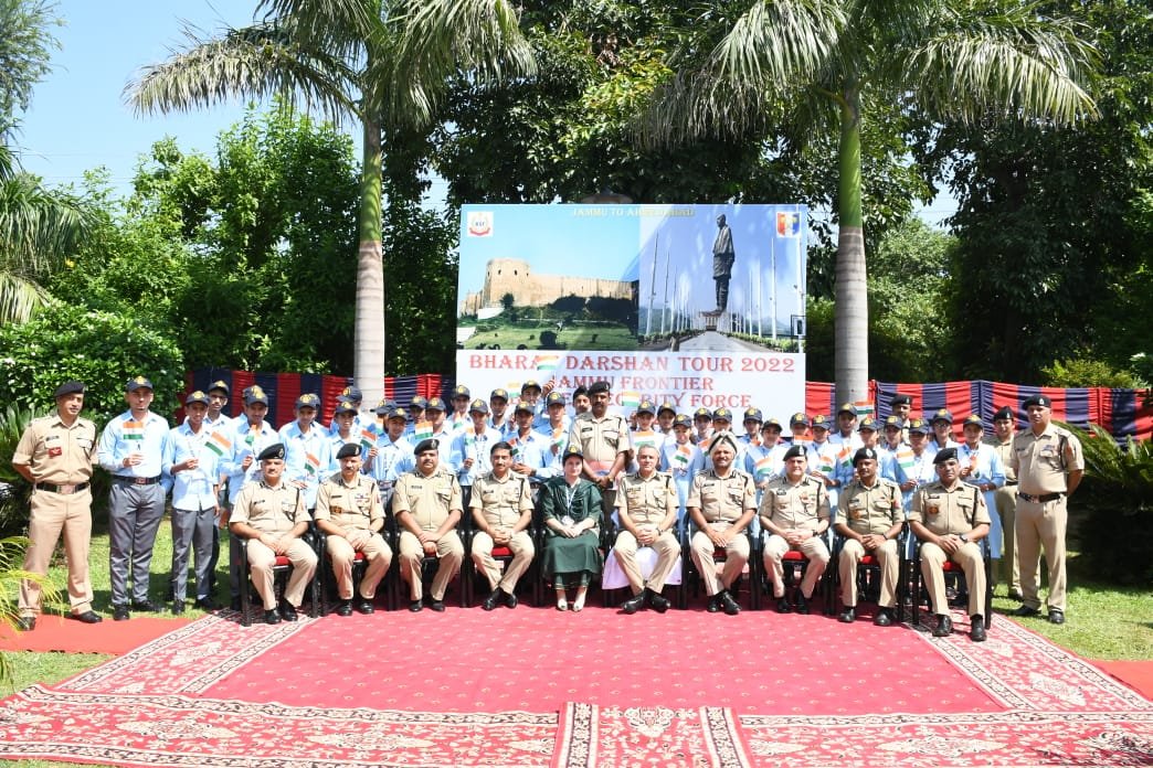 ANI on Twitter: "Border Security Force (BSF) today flagged off an eight-day 'Bharat Darshan ...