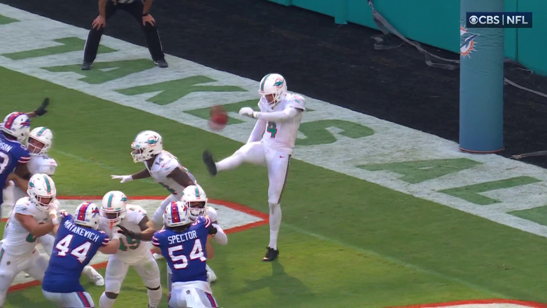 Sky Sports on Twitter: "A punt you’ll want to see again and again… 😳 The Miami Dolphins’ Thomas ...