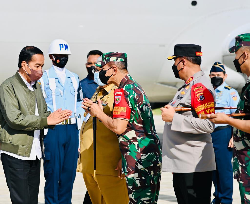 Dede Budhyarto on Twitter: "Presiden @jokowi tiba di Bandar Udara Haluoleo, Kabupaten Konawe ...