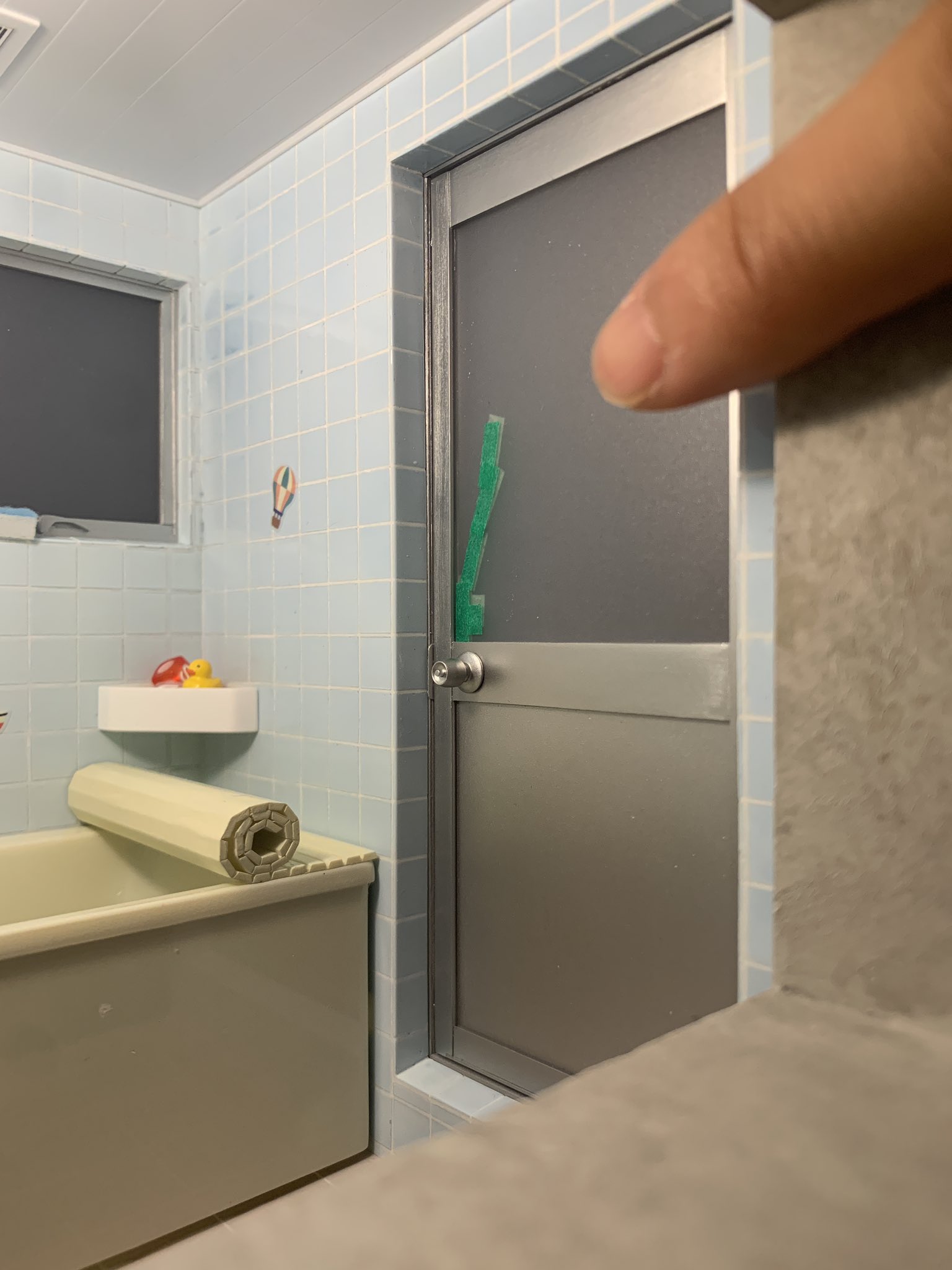 Mozu on Twitter: "「お風呂のドアが割れたのをテープで応急処置している」という表現、正直そんなに共感してもらえないかな〜思っていたら、Youtubeのコメントで一番触れられて ...