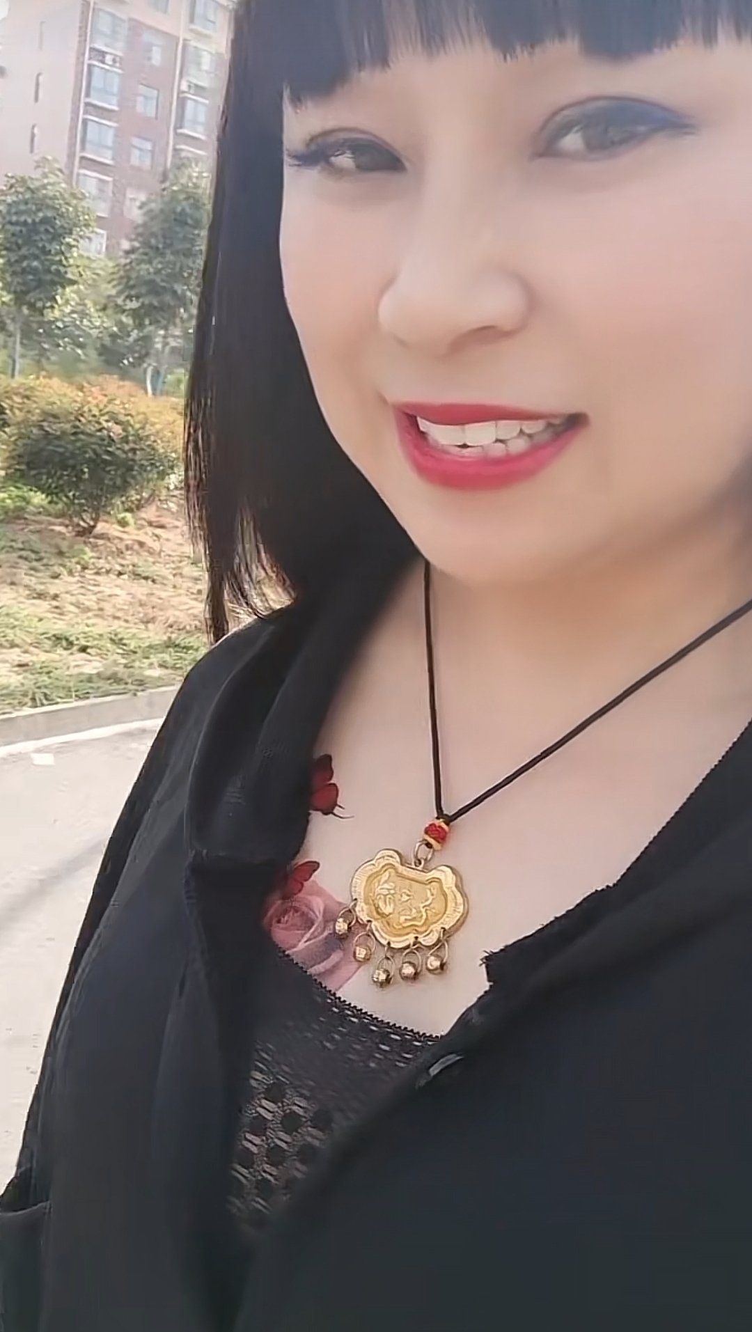 单身妈妈和儿子 On Twitter 我决定了，要跟儿子做爱，但这孩子亲亲抱抱挺大胆，就是不能奔主题，我又不好太主动，想来想去还是要喝点酒，然后把他强上了，想一想就觉得刺激
