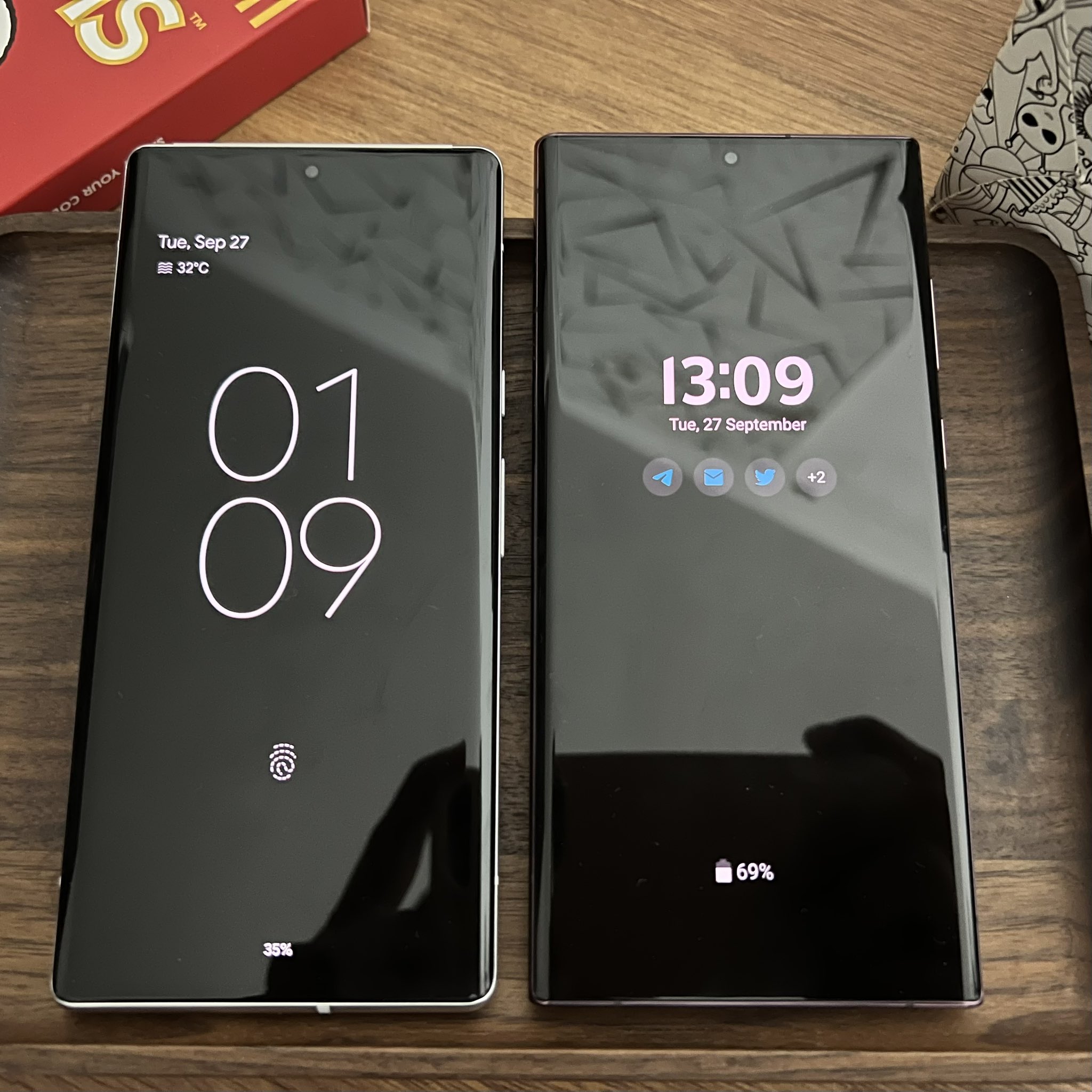TechDroider on Twitter: "Google Android 13 (Pixel UI) vs Samsung OneUI 5 - LockScreen Which you ...