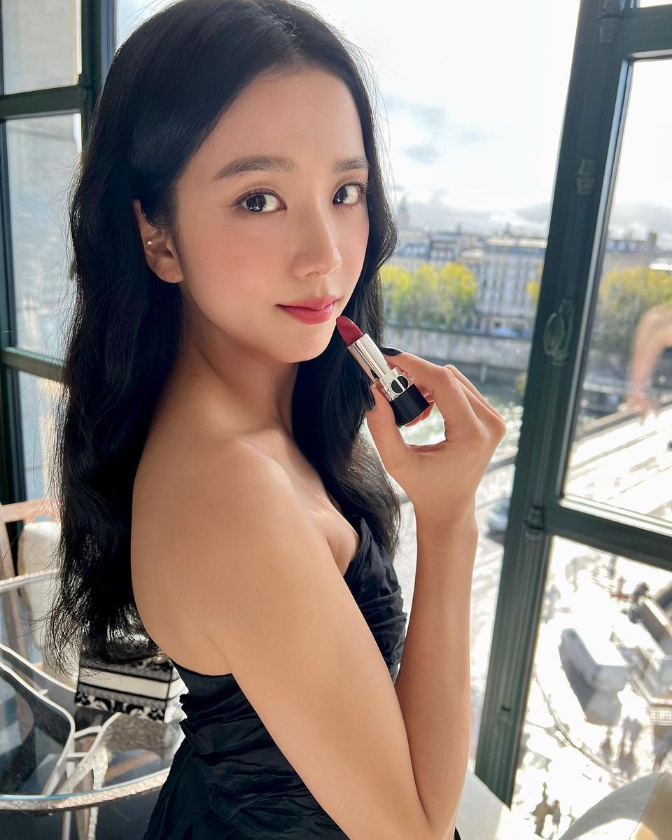 BLΛCKPIИK GLOBAL on Twitter: "#JISOO Instagram Update “🌹💄” 🔗https://instagram.com/p/CjCuFW1jyUW ...