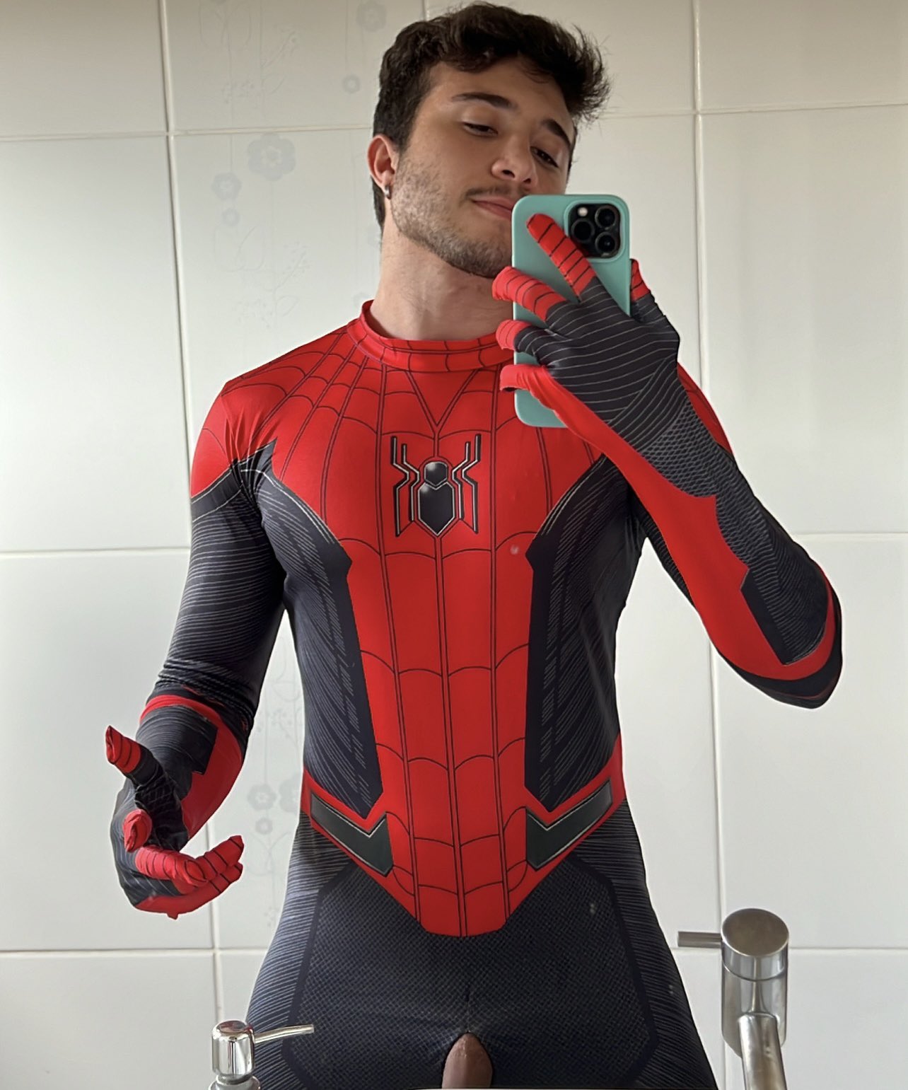 lucas on Twitter: "A teia não sai só do pulso https://t.co/cVedAUrC8R" / Twitter