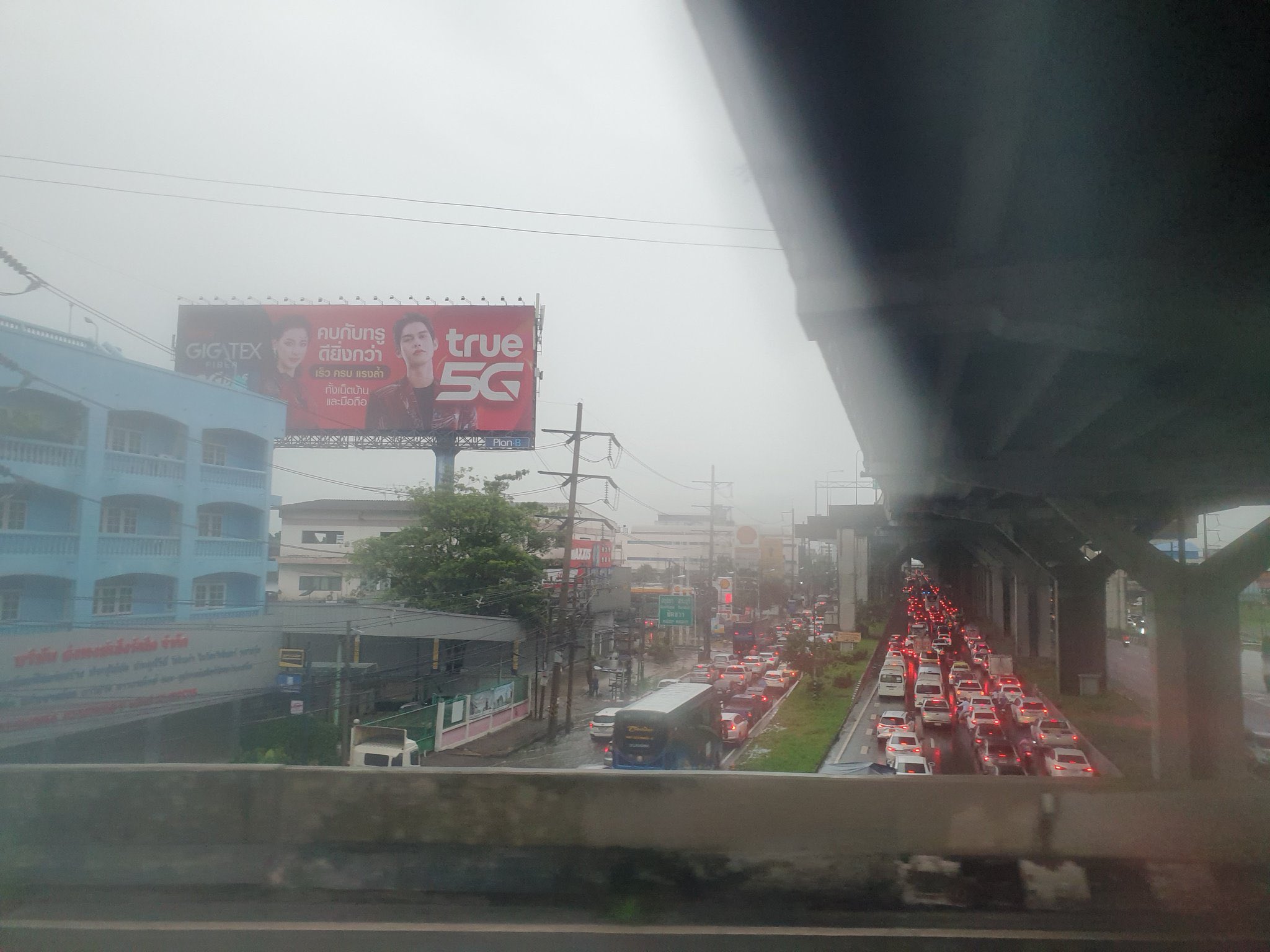 JS100 on Twitter: "RT@WorkingWithLove พหลโยธินขาออก บริเวณสะพานกลับรถรังสิต น้ำท่วมขังช่องทาง ...