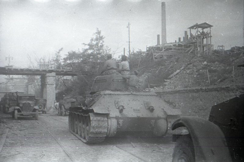 The Exotic Mr. Winters / Azur Lane Academy on Twitter: "RT @Tank_Archives: T-34 tank and army ...