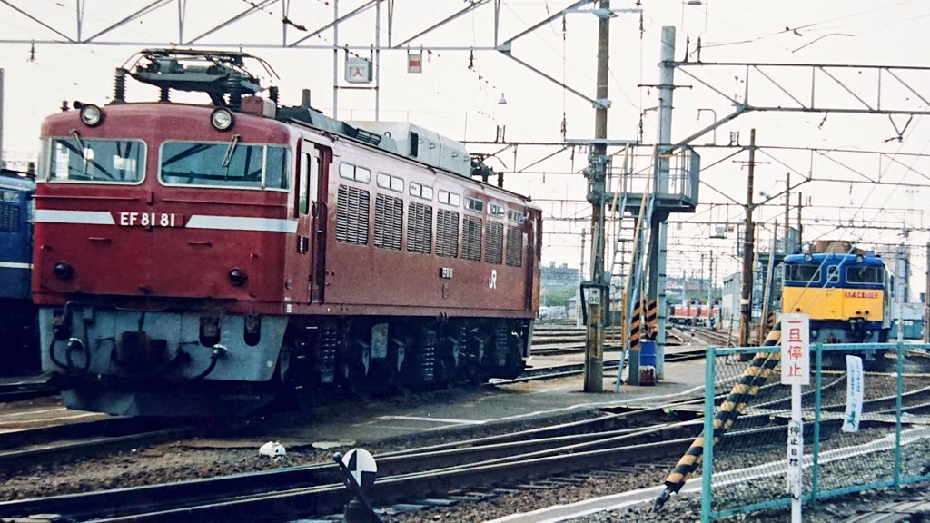 EF8195 on Twitter: "赤カマEF81 81 試験塗装EF64 1010とともに休む。 背後にはEF58 89、EF65 526とまだ3桁機関車がいない国鉄色ムンムンの時代でし ...
