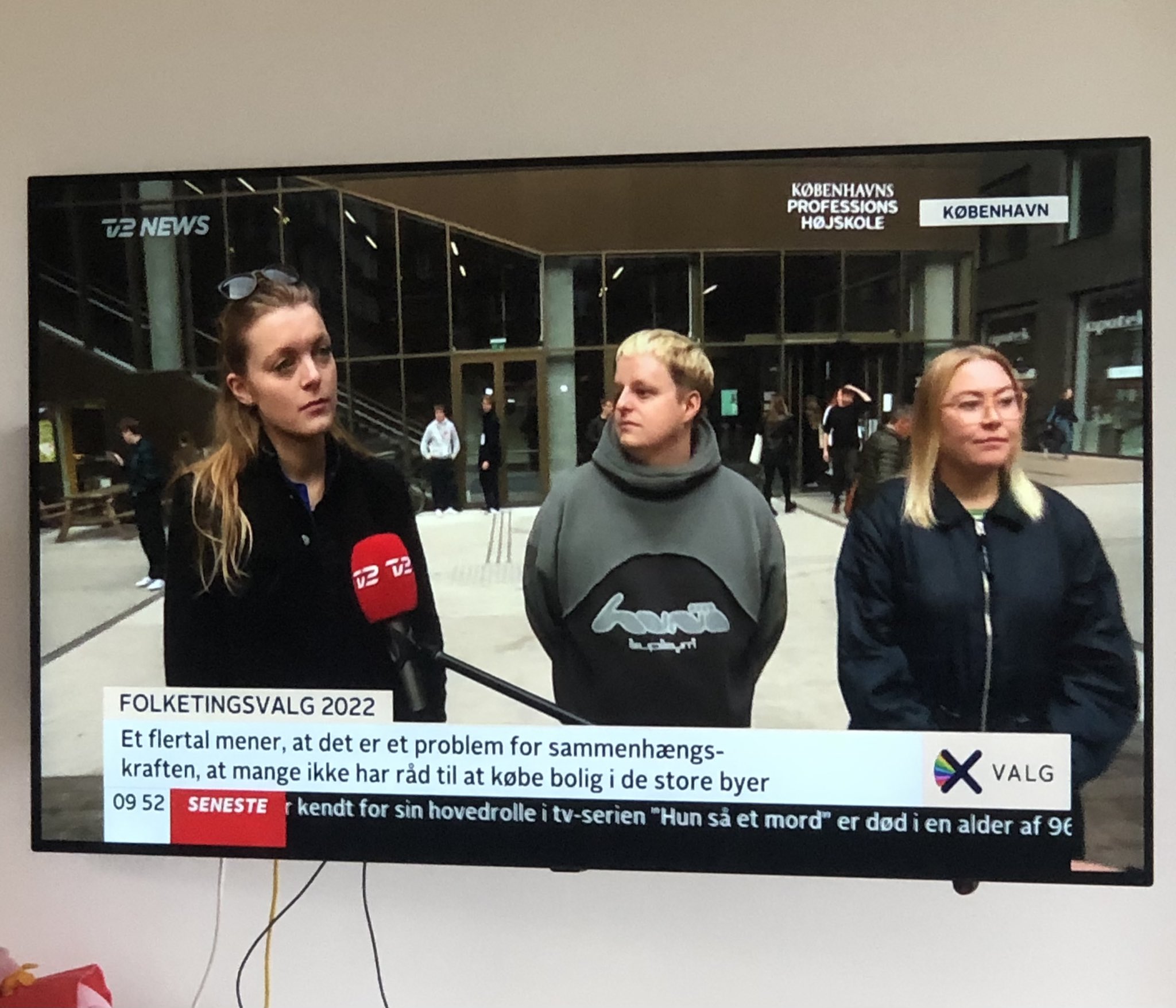 Sara Rønning-Bæk on Twitter: "Den nye form for valgdækning på @tv2newsdk, hvor vi taler med ...