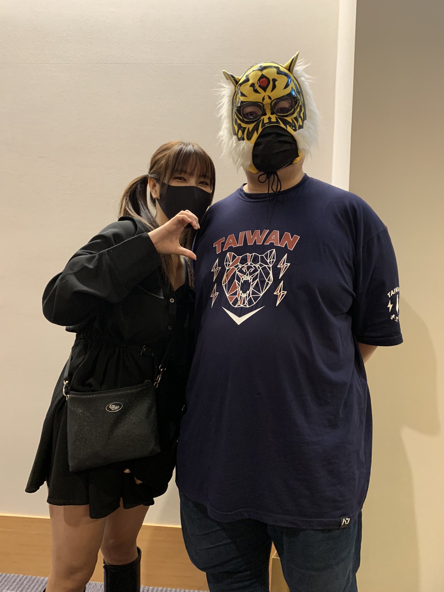 中指通 on Twitter: "本屆cospie最不尊重獎 完全沒發現@Monmon_tw 在比手勢⋯ https://t.co/epAZTuZwl7" / Twitter