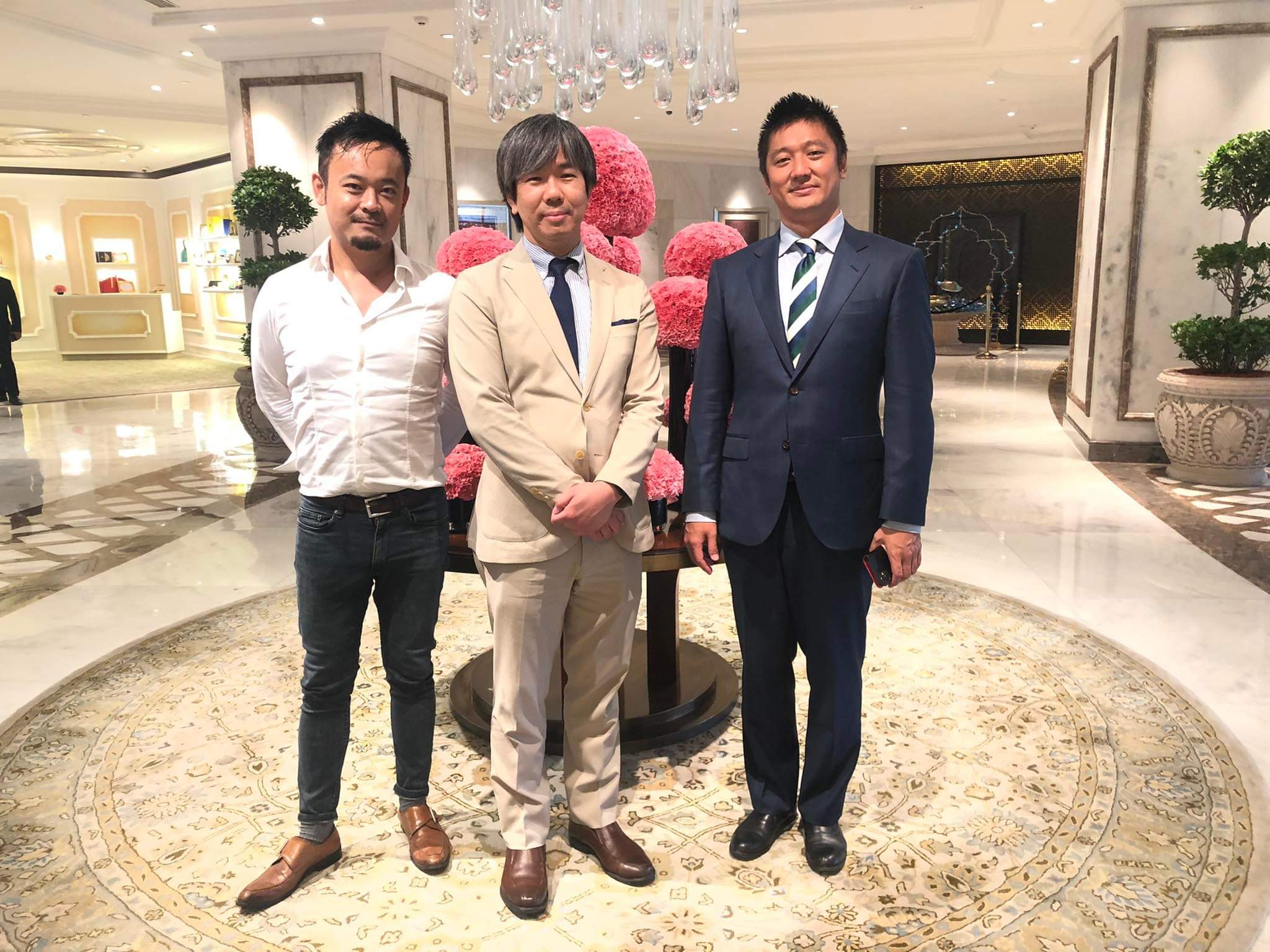 Yuichi Hosoya 細谷雄一 on Twitter: "タナトシゼミ後輩の電通米里君と、デリーでお世話になった大使館の織田さんと、スリーショット！次は是非お酒でも交えて！ https ...