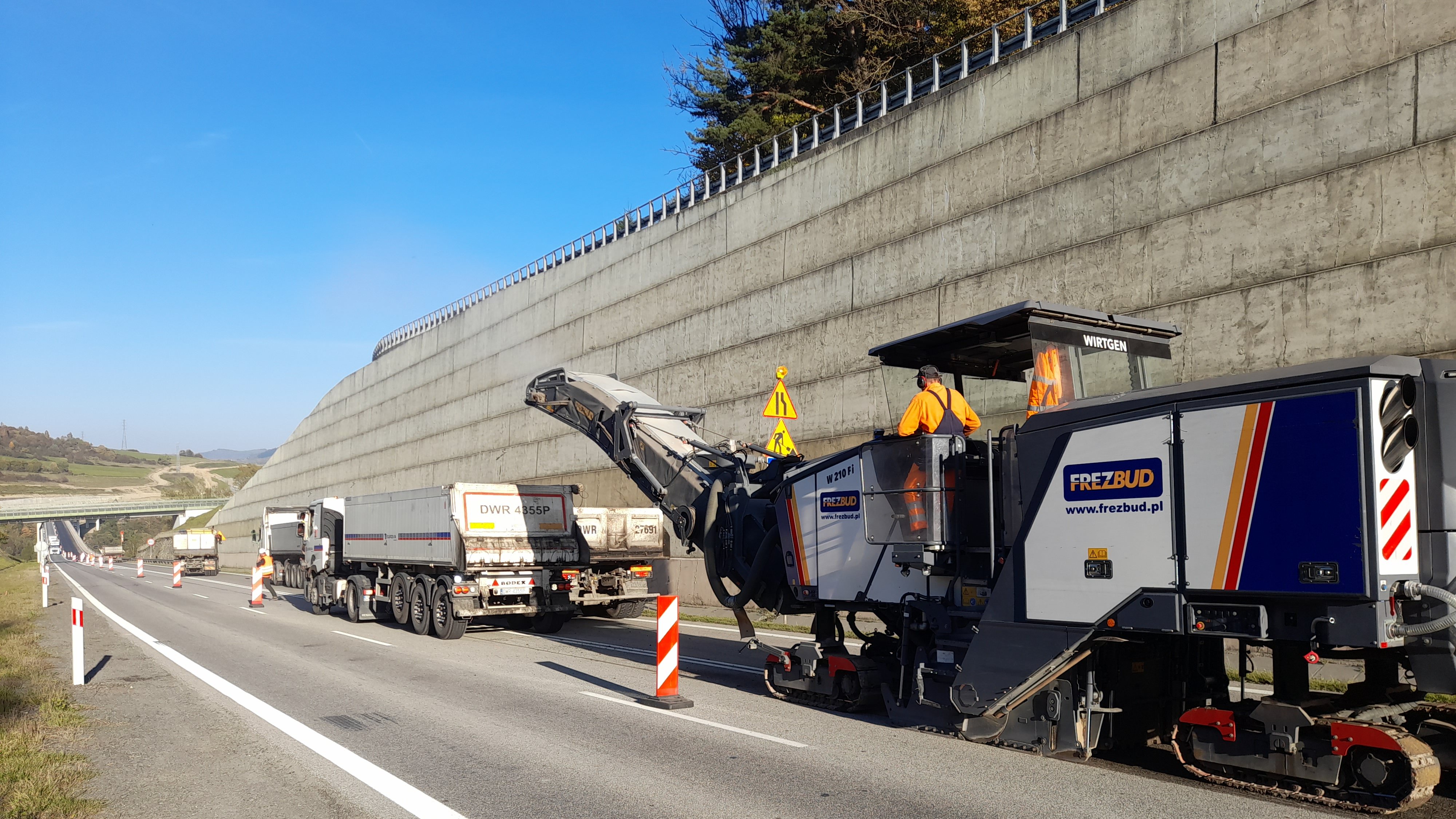 GDDKiA Katowice on Twitter: "🦺 Trwa remont nawierzchni #S1 #Laliki-#Kamesznica. Obecnie ...