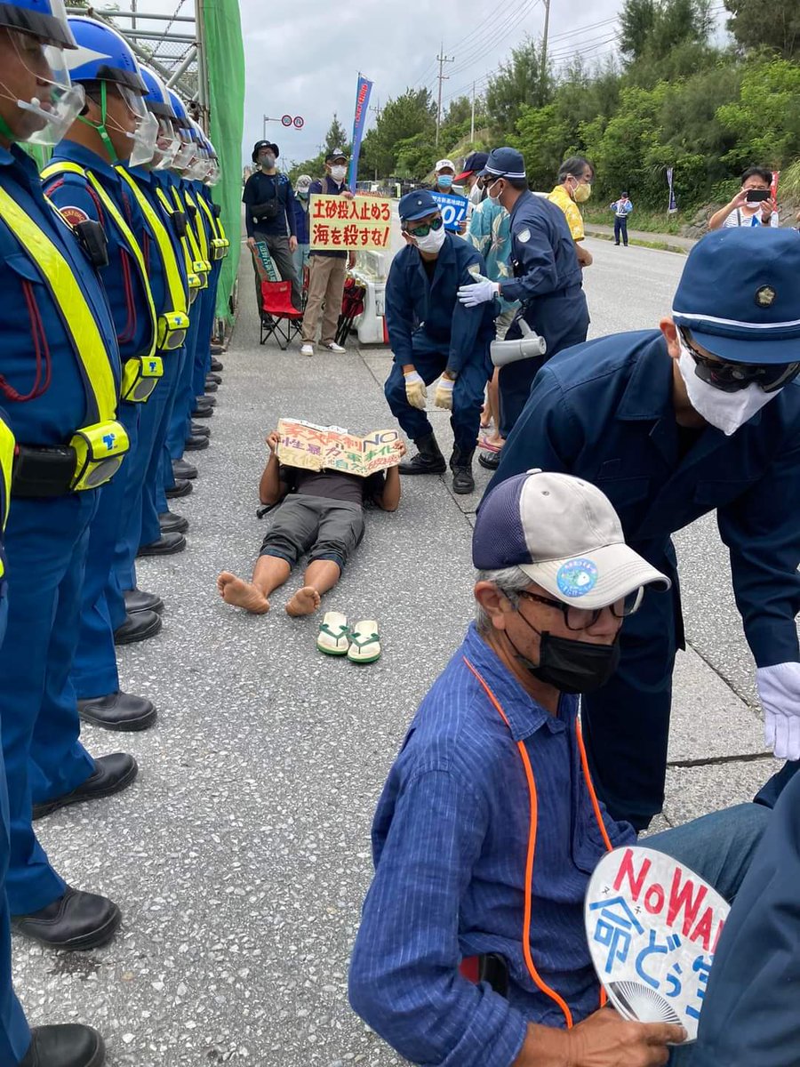 ツバキ On Twitter 真ん中で寝転がってる人の看板 「家父長制no」 ↓ これは基地と関係あるんか´・ω・`??