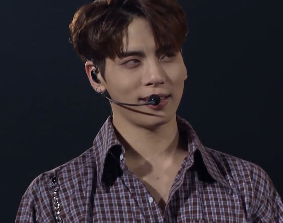 ♡︎ on Twitter: "RT @jinkitinybot: jonghyun’s seductive expression to make jinki all shy and flushed"