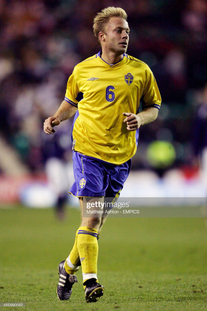 Pada Euro 2004, Italia harus tersingkir di babak grup setelah hanya ...