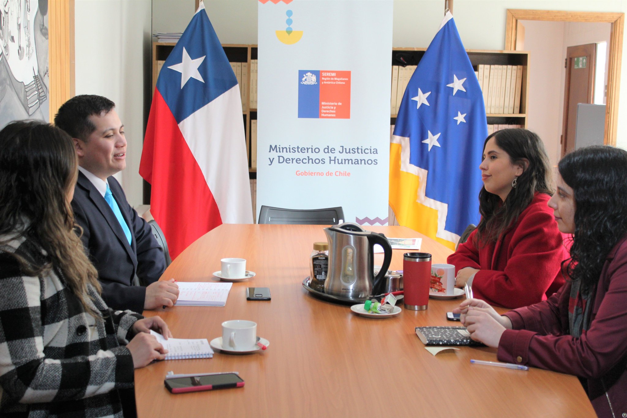 Seremi Justicia y DDHH Magallanes on Twitter: "La Seremi @michellepeutat estrechando vínculos ...