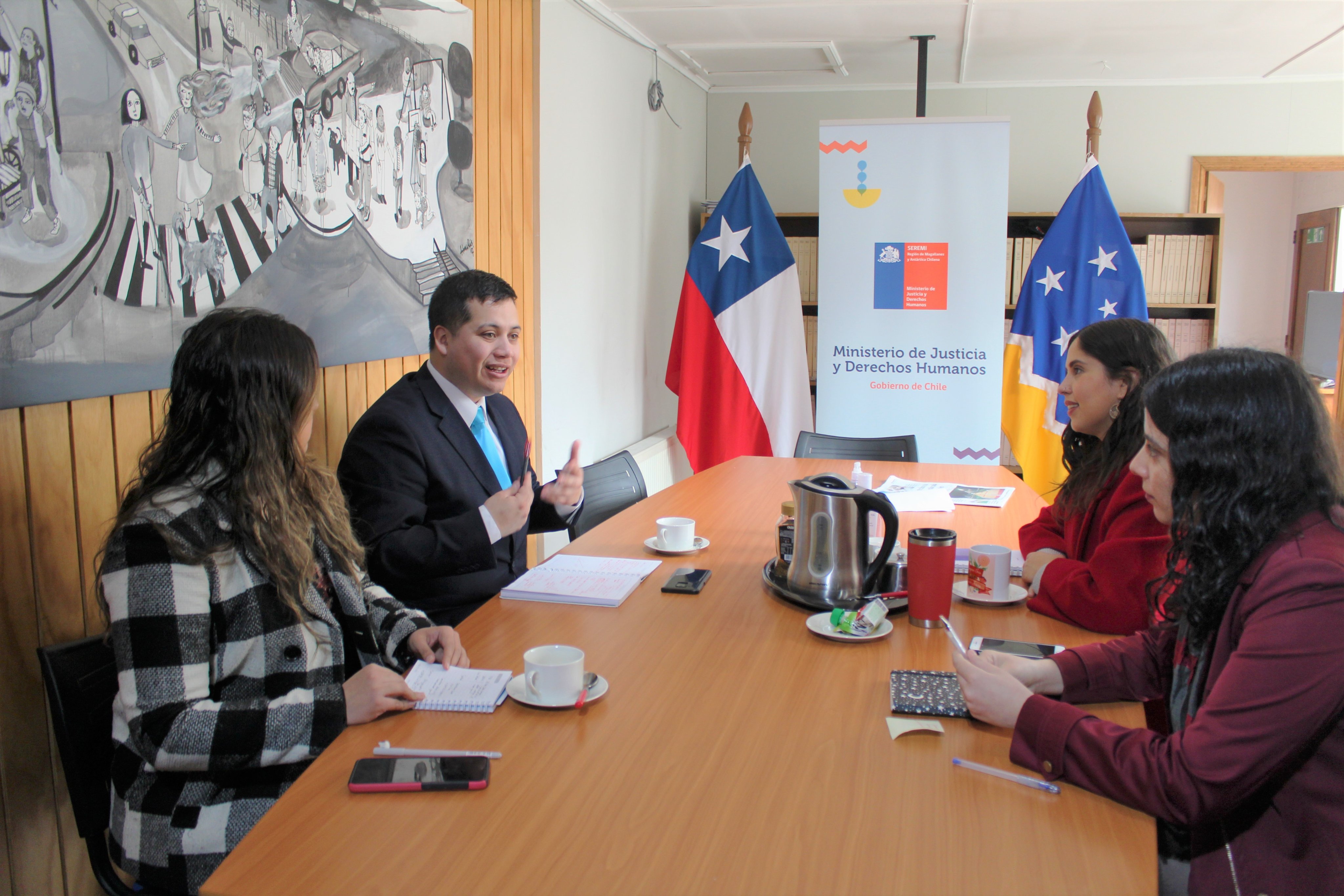 Seremi Justicia y DDHH Magallanes on Twitter: "La Seremi @michellepeutat estrechando vínculos ...