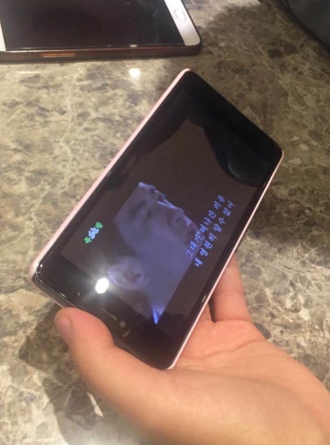 KFA - Brasil 🇰🇵🇧🇷 on Twitter: "Outras Imagens de norte-coreanos assistindo filmes no celular e ...