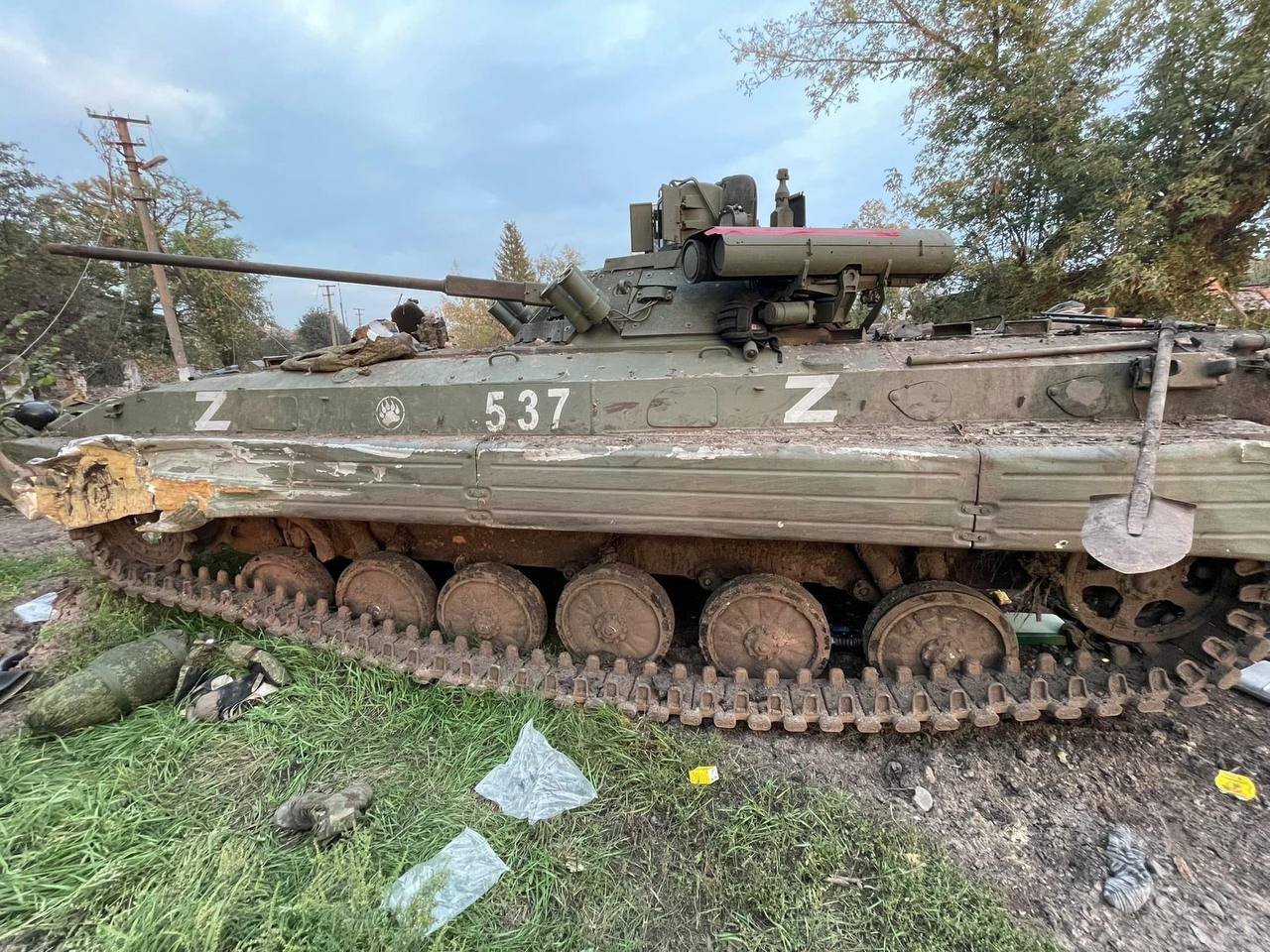 Rob Lee on Twitter: "Photo of a captured Russian BMP-2M. https://t.co/EFybXiuLqI https://t.co ...