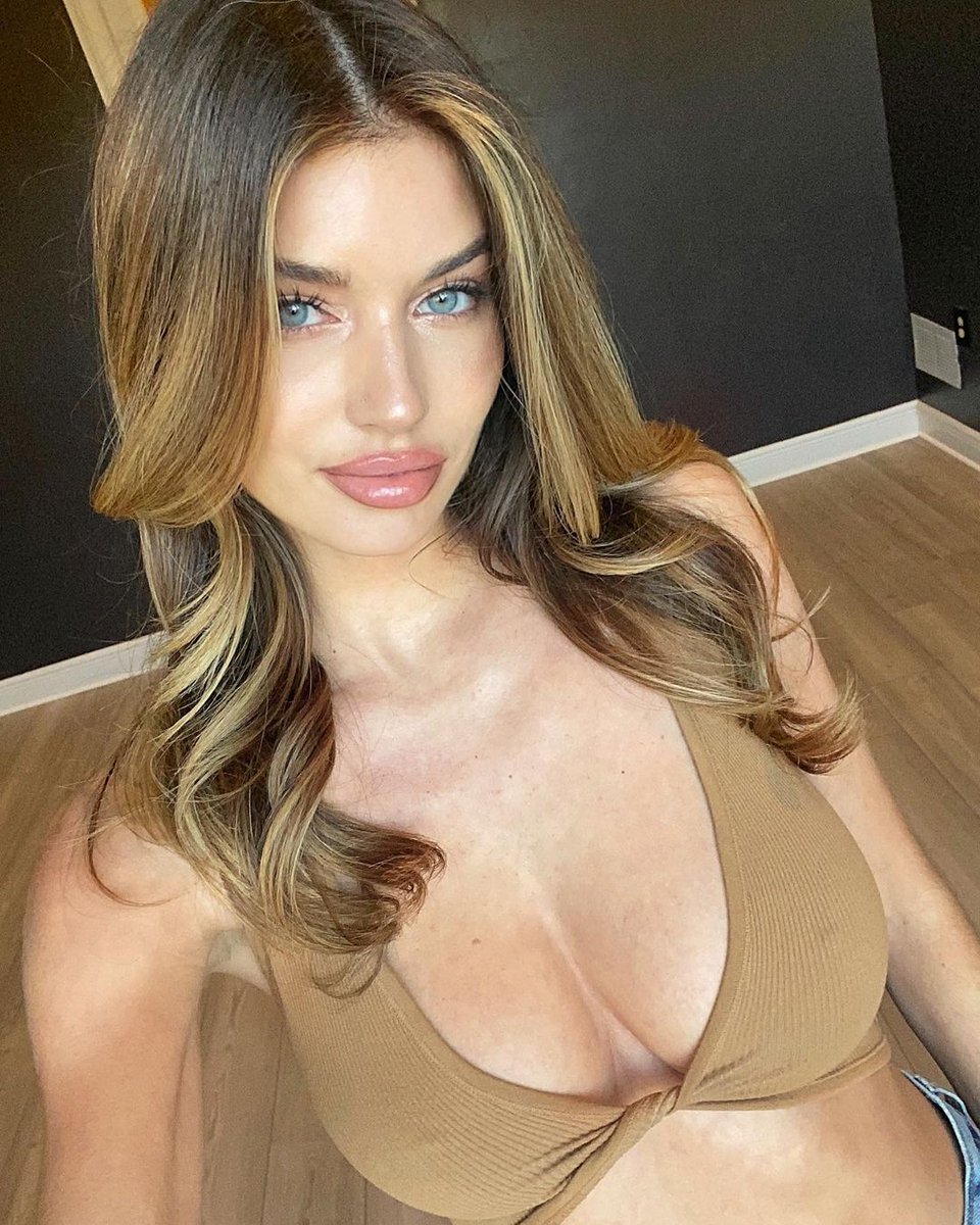 Chica de Calendario on Twitter: "Hayley Maxfield, musa de la sensualidad 🤳 🤩🍒🤤"