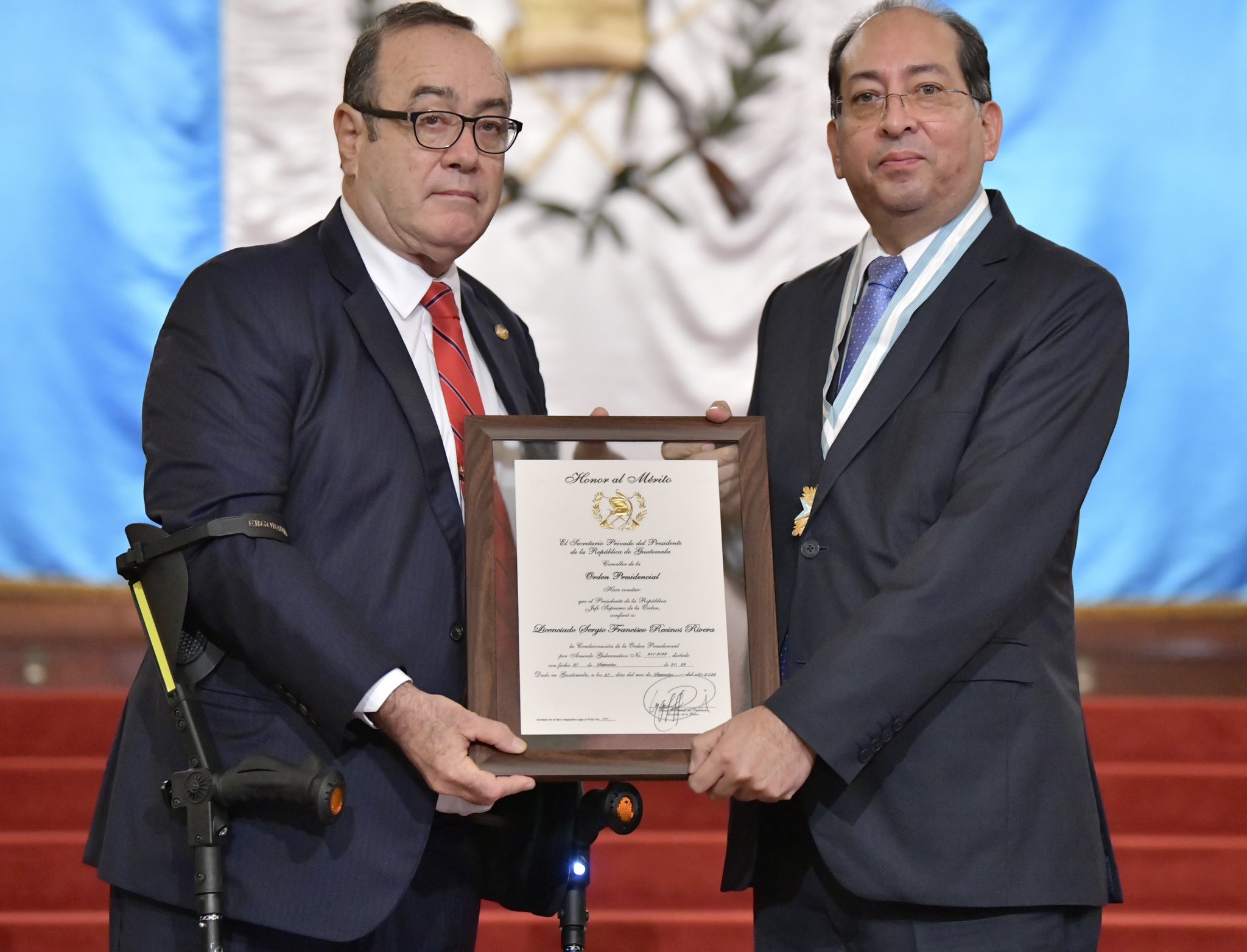 Alejandro Giammattei on Twitter: "Le otorgué la Orden Presidencial a Sergio Recinos Rivera como ...
