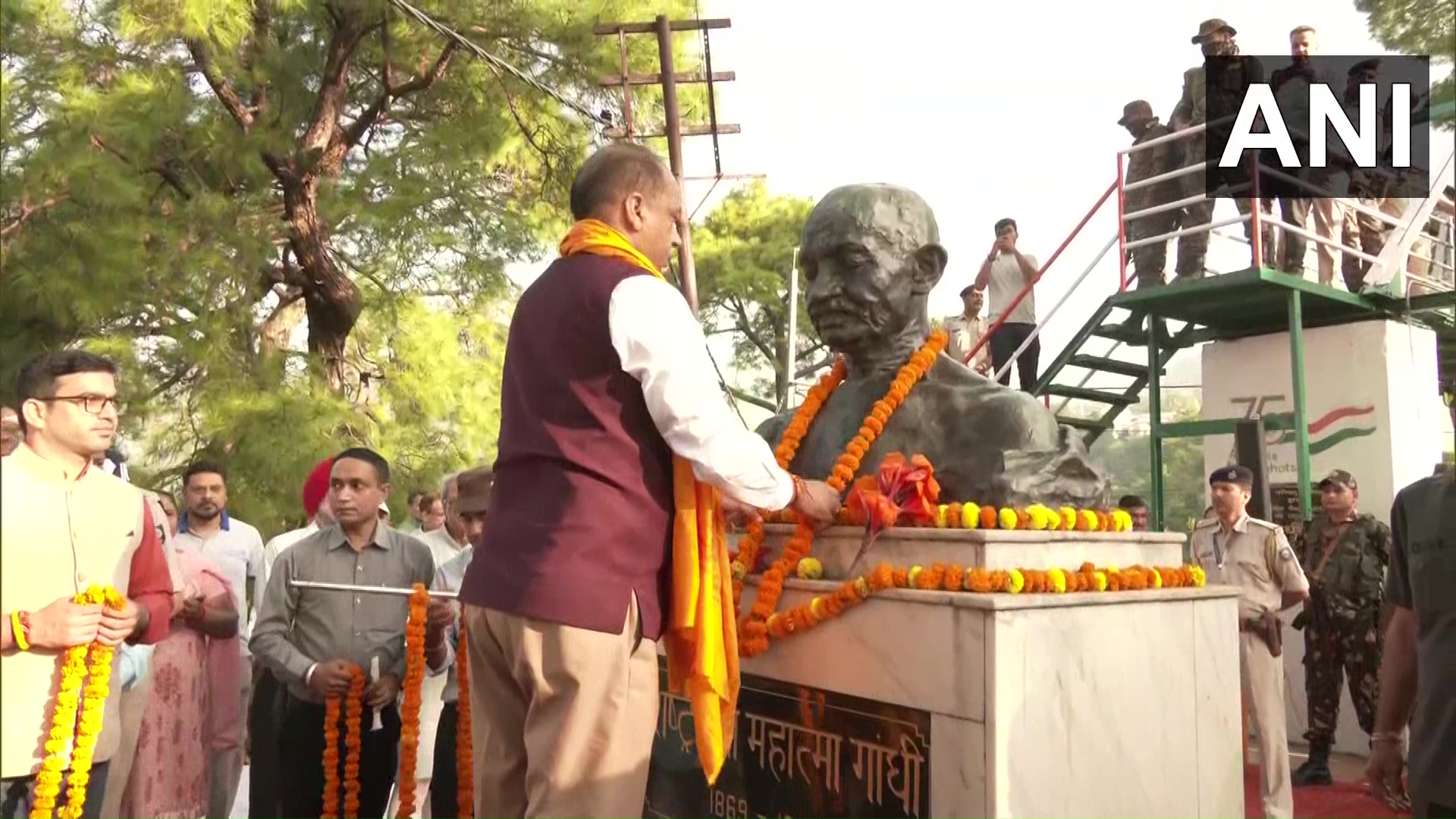 ANI on Twitter: "Himachal Pradesh CM Jairam Thakur pays tribute to Mahatma Gandhi & Former PM ...