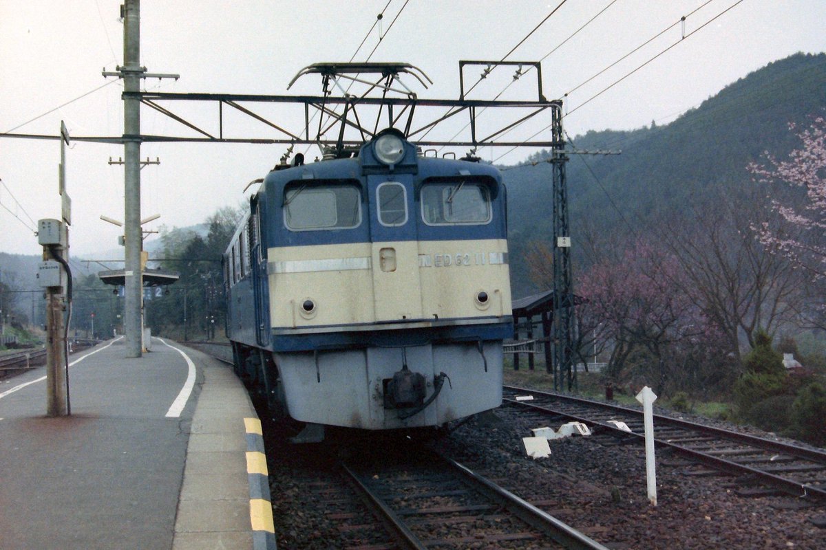 クラちゃん on Twitter: "RT @hapi44: 飯田線のED62。飯田線専用機関車として軸重軽減のため中間台車付きに改造されたもの。残念ながらこの角度だとわからない。1982。駅 ...