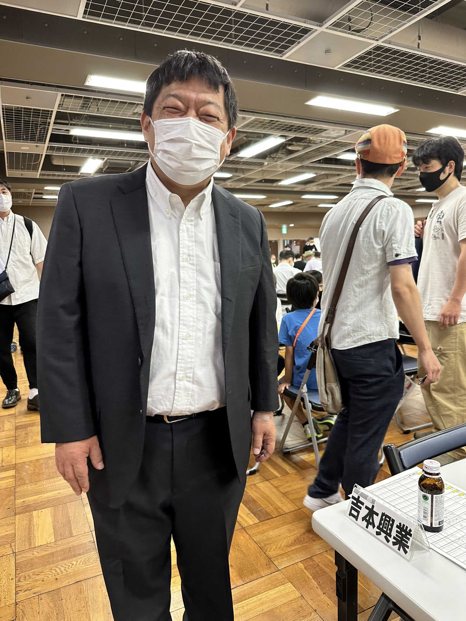 よしもと将棋芸人 関東将棋ブ! On Twitter 藤原寛吉本興業副社長 「笑ってはいけない」でお馴染み、吉本興業の副社長。最近将棋に興味があるそうで、顧問が会話の流れで誘ったところ