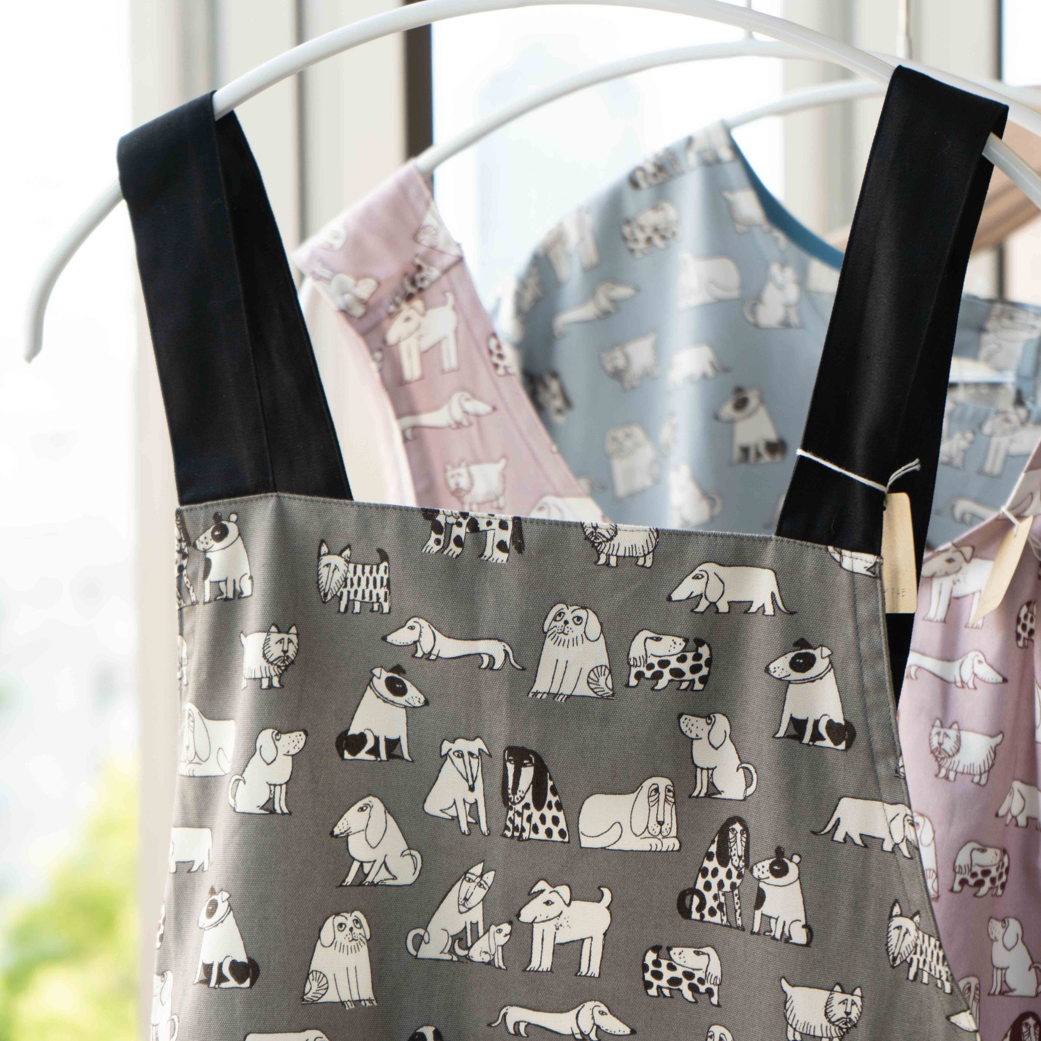 Lisa Larson.JP on Twitter: ""この秋、新しいエプロンで！"⁠ ⁠ 本日も、直営店「TONKACHI,6」は19時まで営業しております。⁠先日オンラインで販売開始に ...