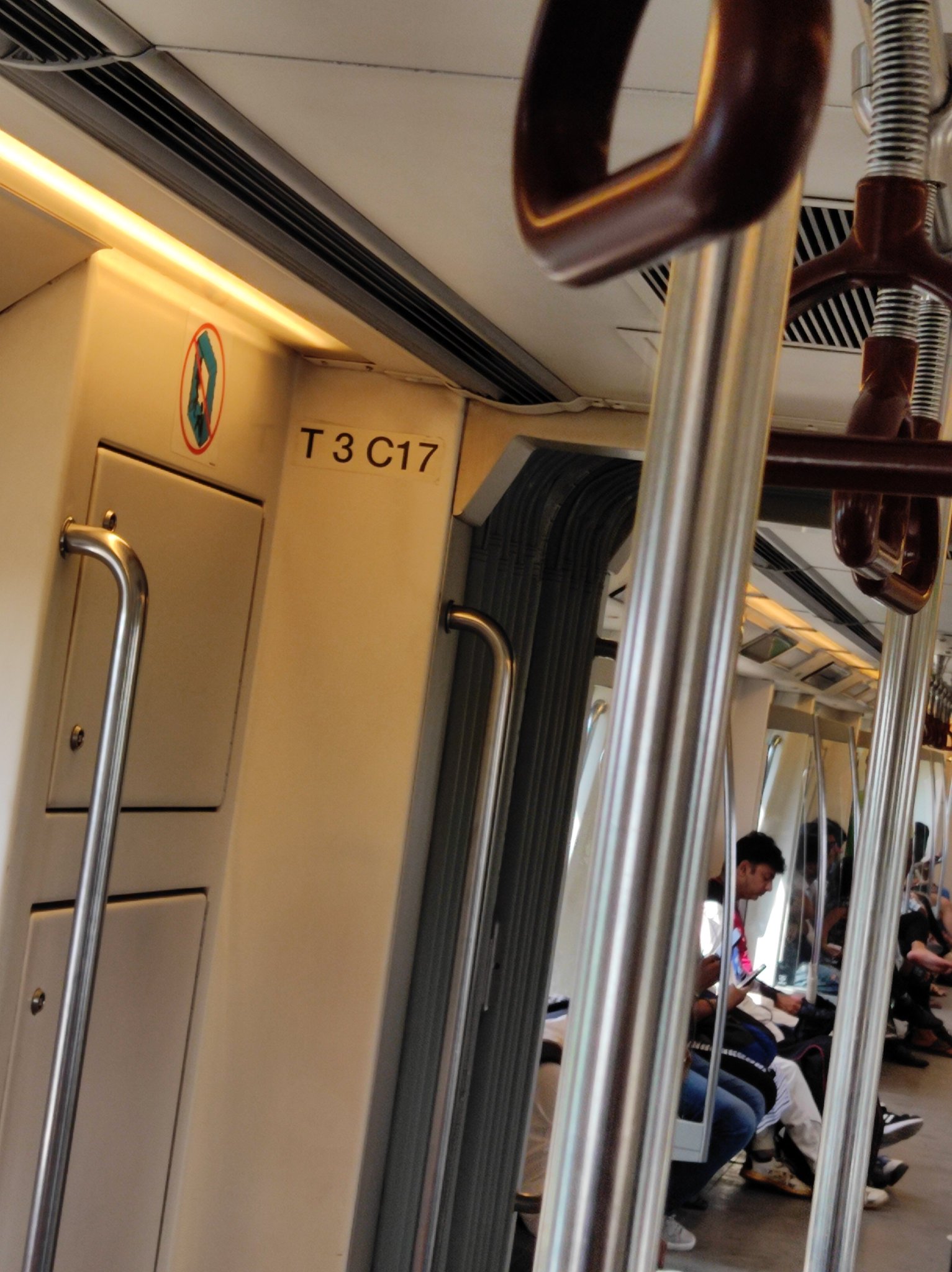 Rohan Thakran on Twitter: "#DMRC @OfficialDMRC please manage cable please https://t.co ...