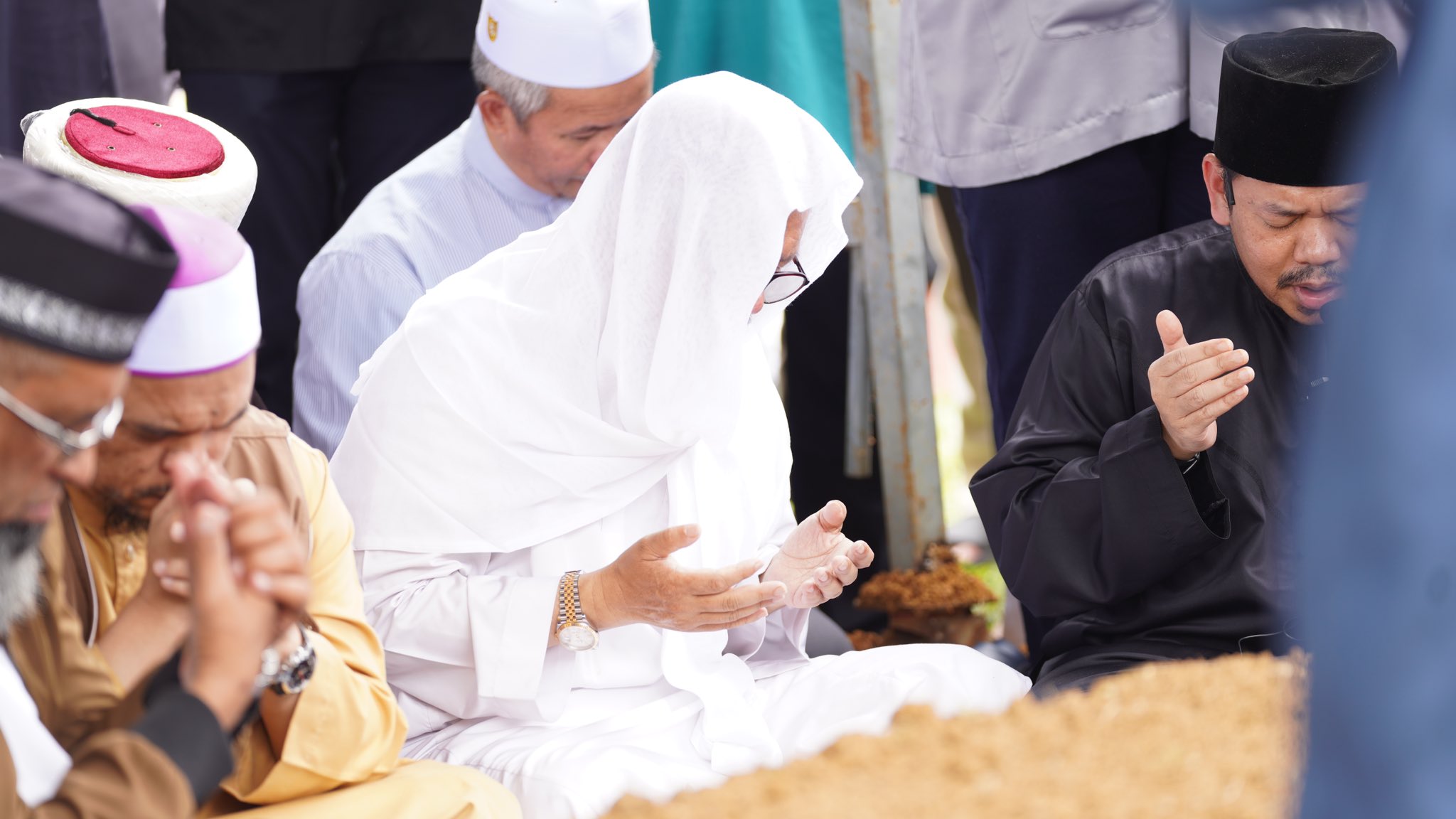 Dr. Zulkifli Mohamad Al-Bakri on Twitter: "Anakanda saya kembali ke rahmatullah pada jam 5.22 ...