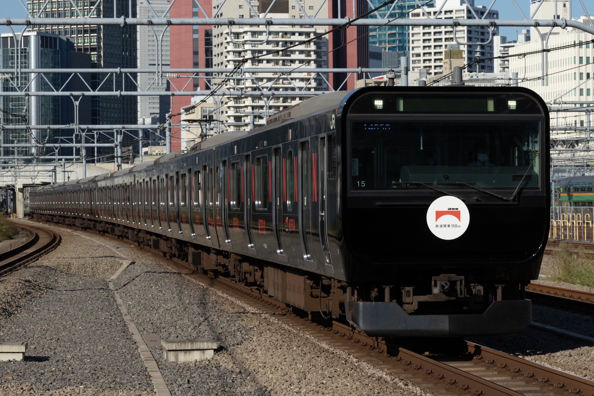 各つ on Twitter: "2022.10.2 1405G E235系トウ15編成 鉄道開業150周年×Netflix 「黒い山手線」が走り始めたので撮影しましたが文字通りの黒さでした ...