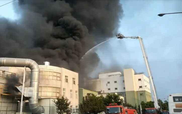 超绝桃色 NEWS CHINA 【OFFICIAL】 on Twitter: "【本日Yahoo焦點】放60噸有機溶劑 工廠大火難滅 - Yahoo https://tw.news.yahoo ...