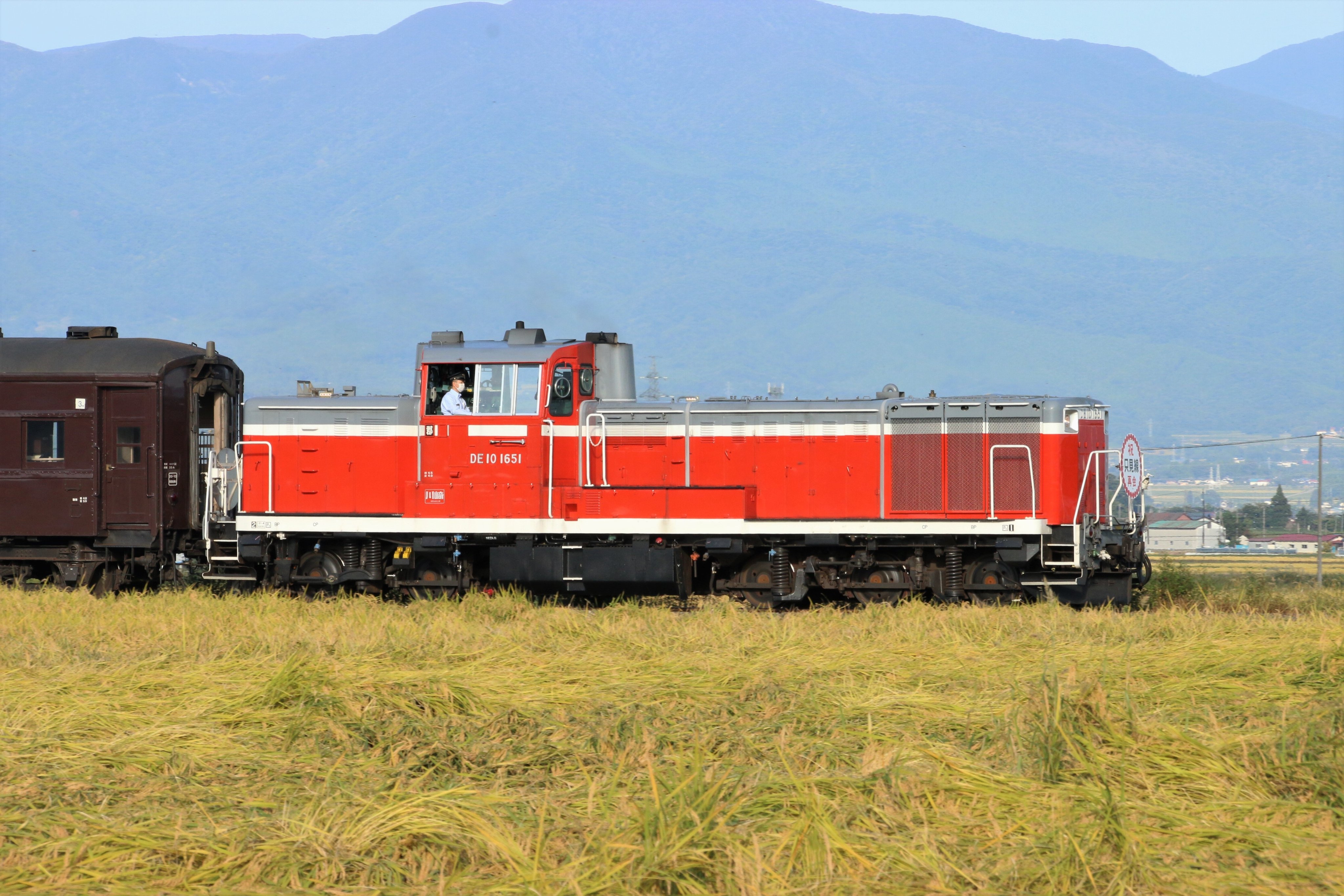 ユコイ on Twitter: "2022/10/02(日) JR只見線 会津柳津～郷戸 区間 9443レ 団体「再会、只見線号」只見行き DE10-1651 + 旧型客車 #DE10 #旧型 ...