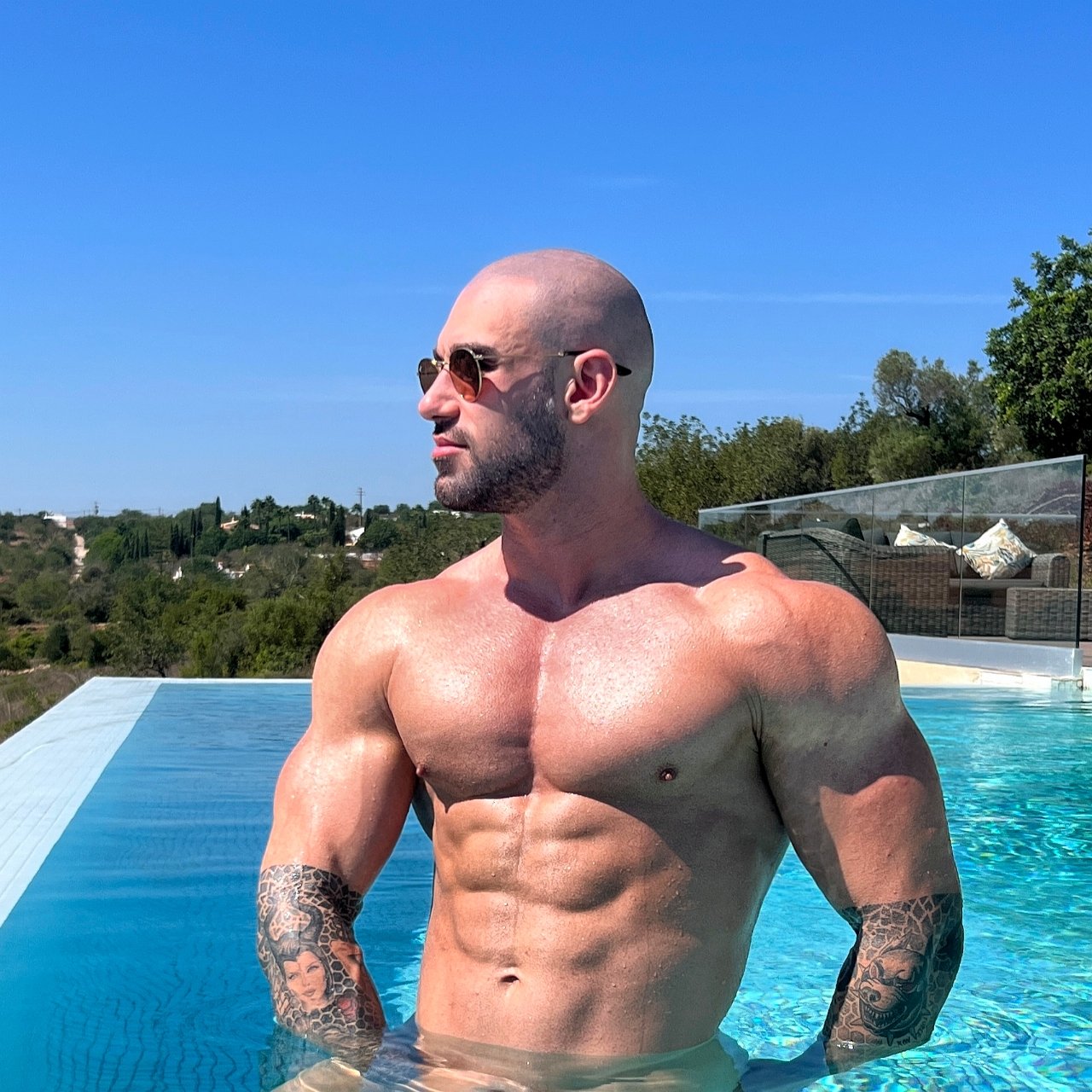 Axel Reed on Twitter: "Toujours la bite au frais dans une piscine 👌 RT RT RT https://t.co ...