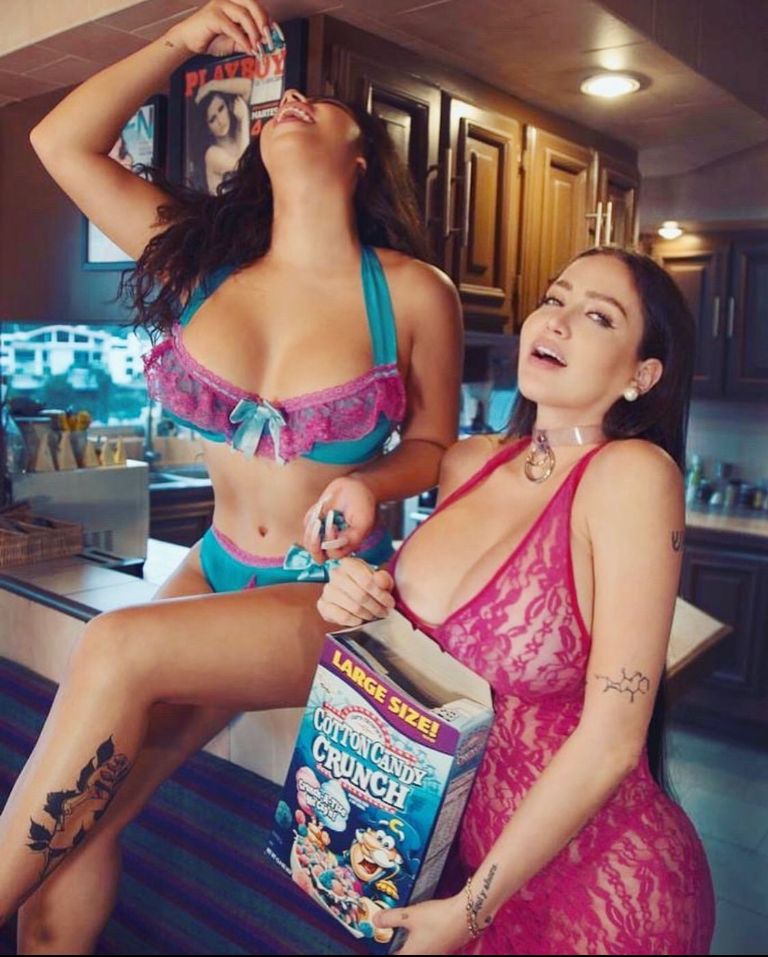 SUCESOS on Twitter: "Celia Lora y Lizbeth Rodríguez derriten la red con candente lencería desde ...