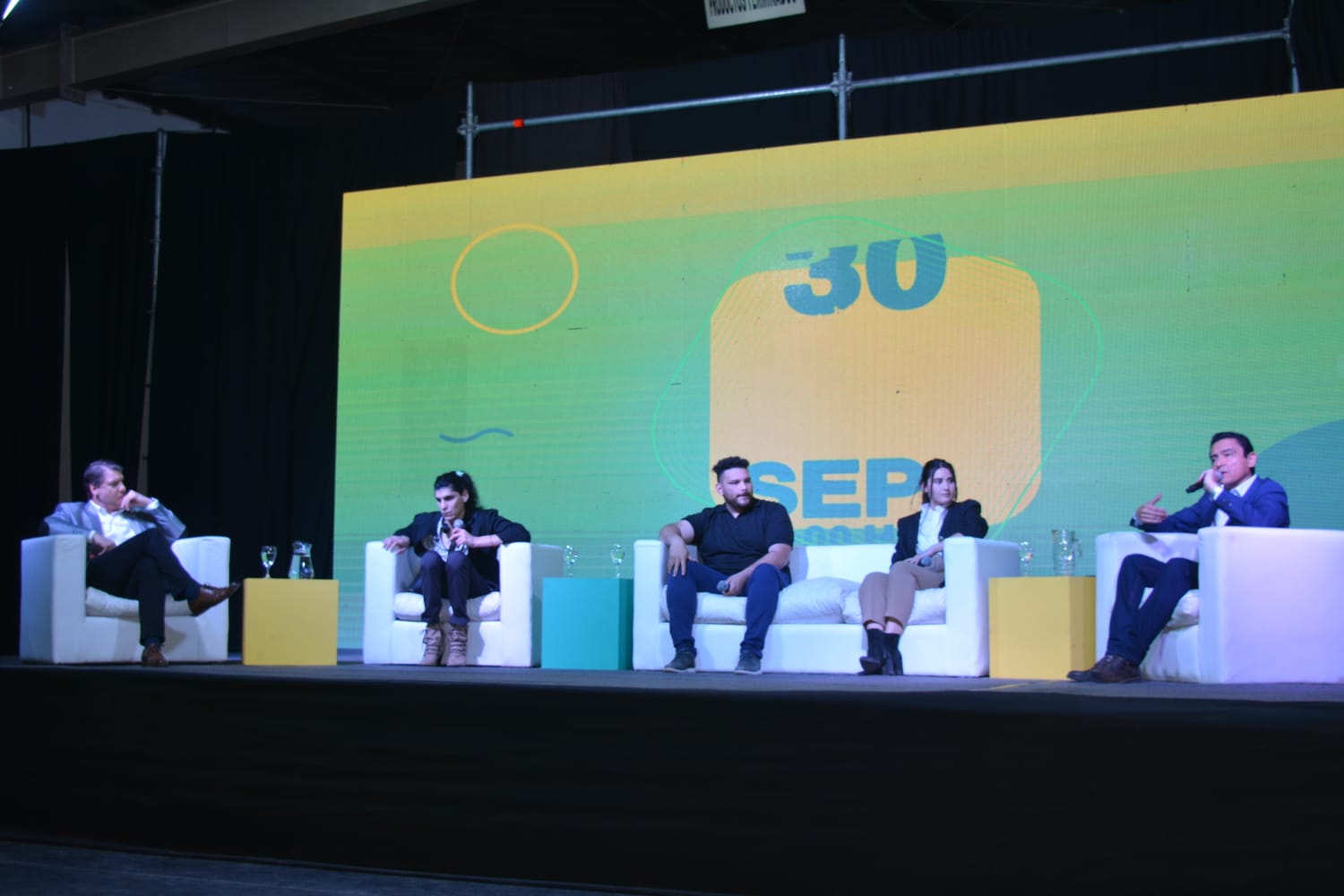 Hugo Vera on Twitter: "En @UsinadeIndLR participé moderando el conversatorio La Rioja del Futuro ...