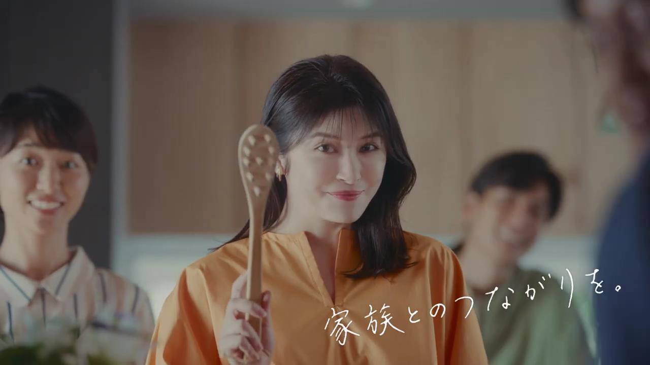 動画NOW on Twitter: "宮澤エマ らが出演する YKK AP のCM 2022「famitto ガラスタイプ」篇。 https://t.co/A3buqKU6iQ https ...