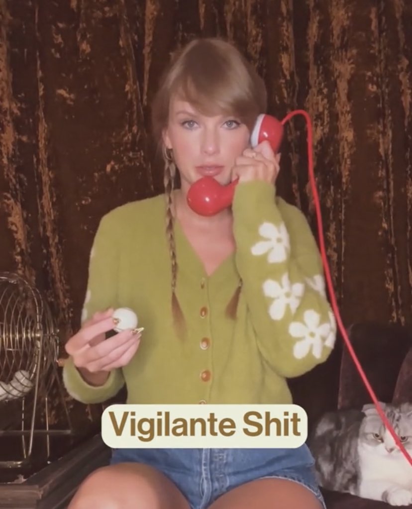 Mundo Swift 🌎 on Twitter: "En los videos del Track 3 y Track 8 Taylor Swift agarra el teléfono ...