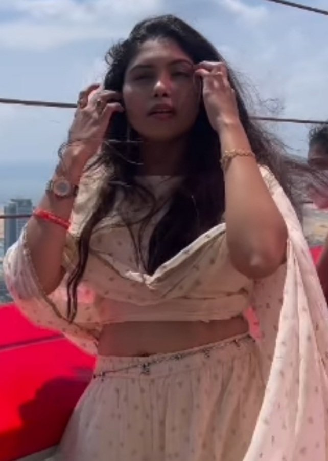 Man Mayire on Twitter: "Jabardasthsathyasri smll navel show sexy 😍 😋 figure aa small sallu ...