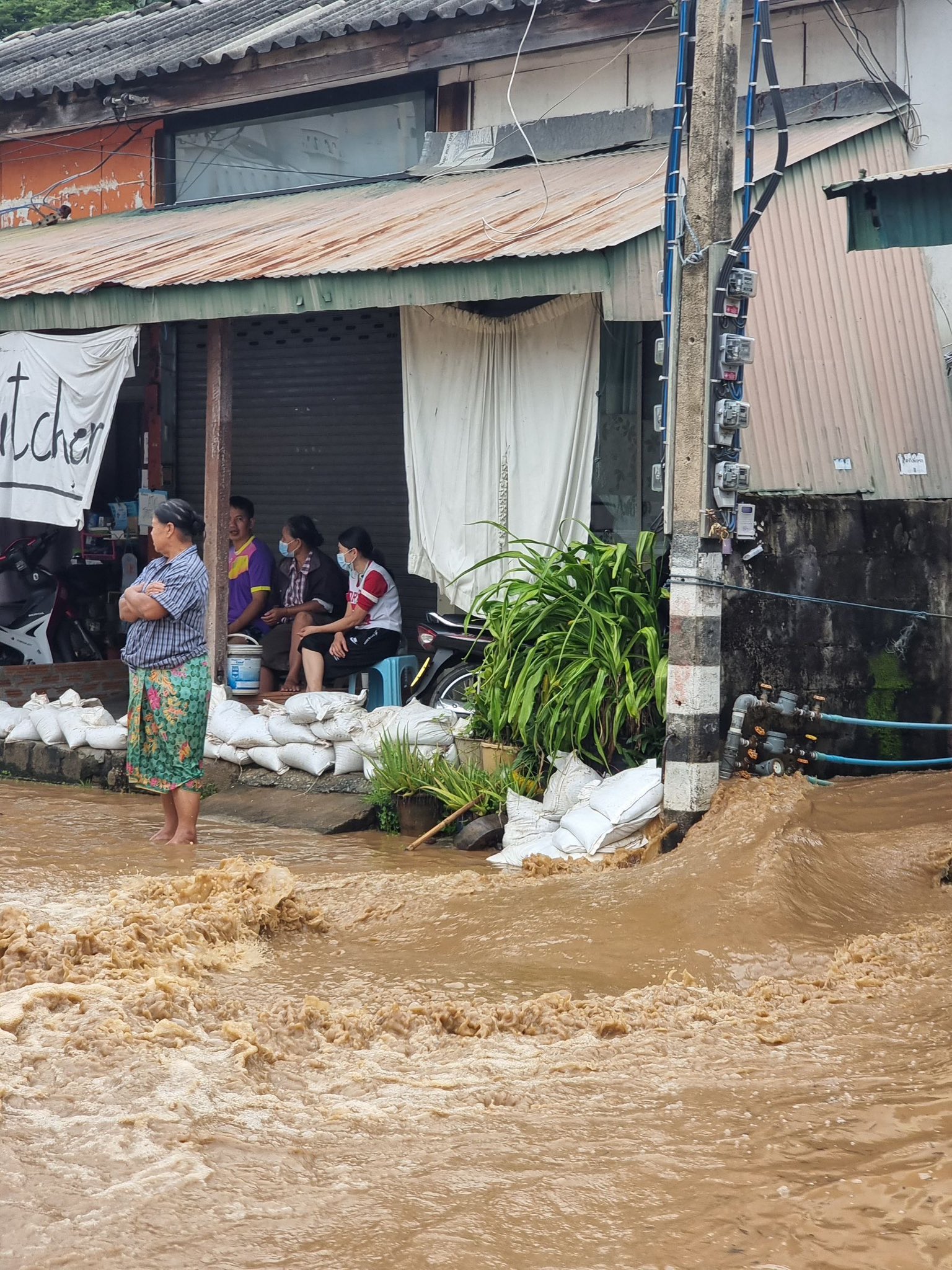 Sanook News on Twitter: "ระดับน้ำปิงหน้าภาค 5 ปริ่มถนน ส่งผลให้การจราจรฝั่งขาออกเมืองติดขัดอย่าง ...