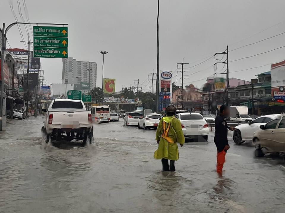 JS100 on Twitter: "RT@windmill665 : #ฝนตก หนัก ทั่วทั้งพัทยา ถนนสุขุมวิทพัทยาใต้ การจราจรหนาแน่น ...